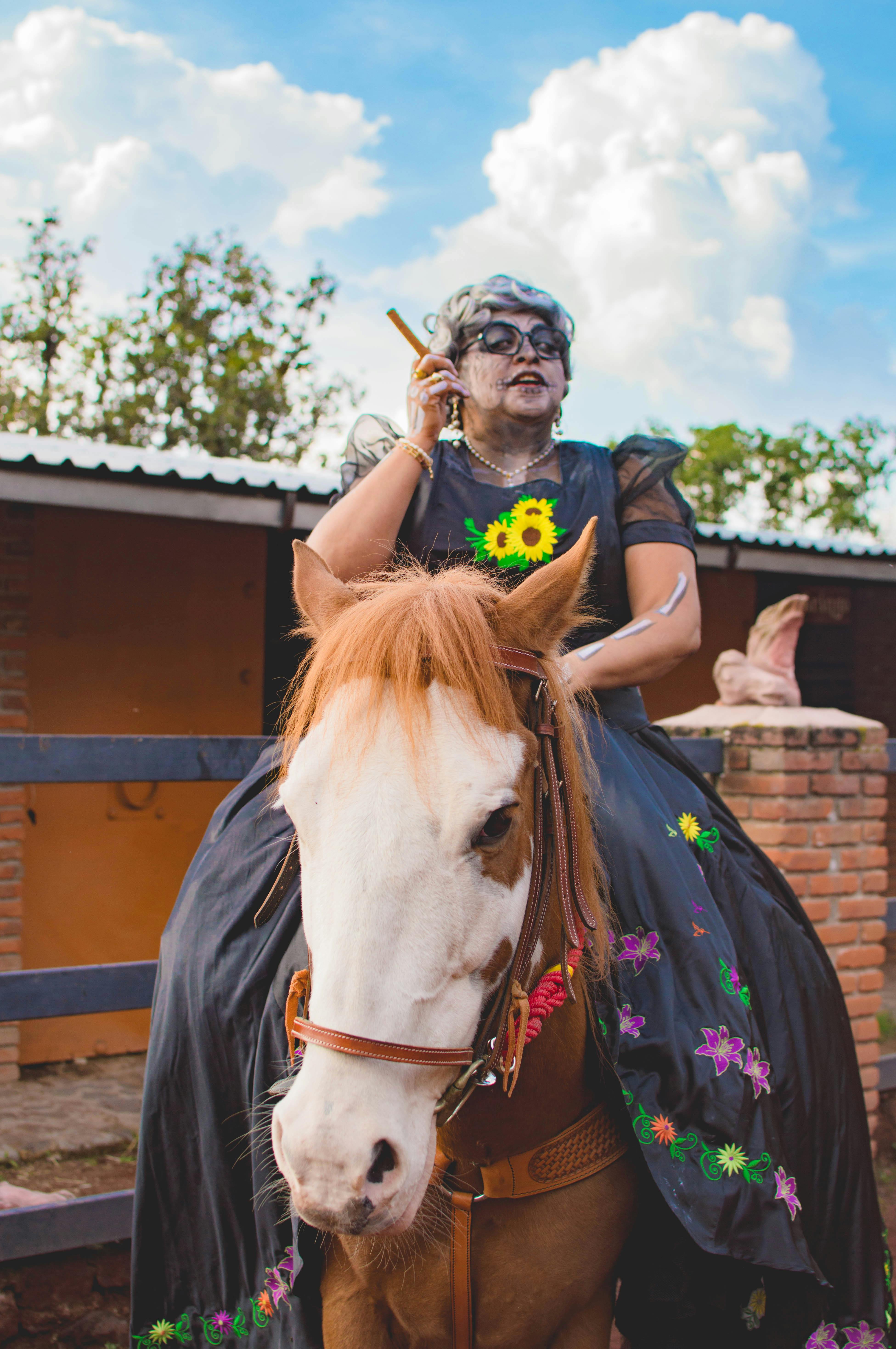 Traje Tradicional Colorido En El Rodeo Mexicano · Foto de stock gratuita