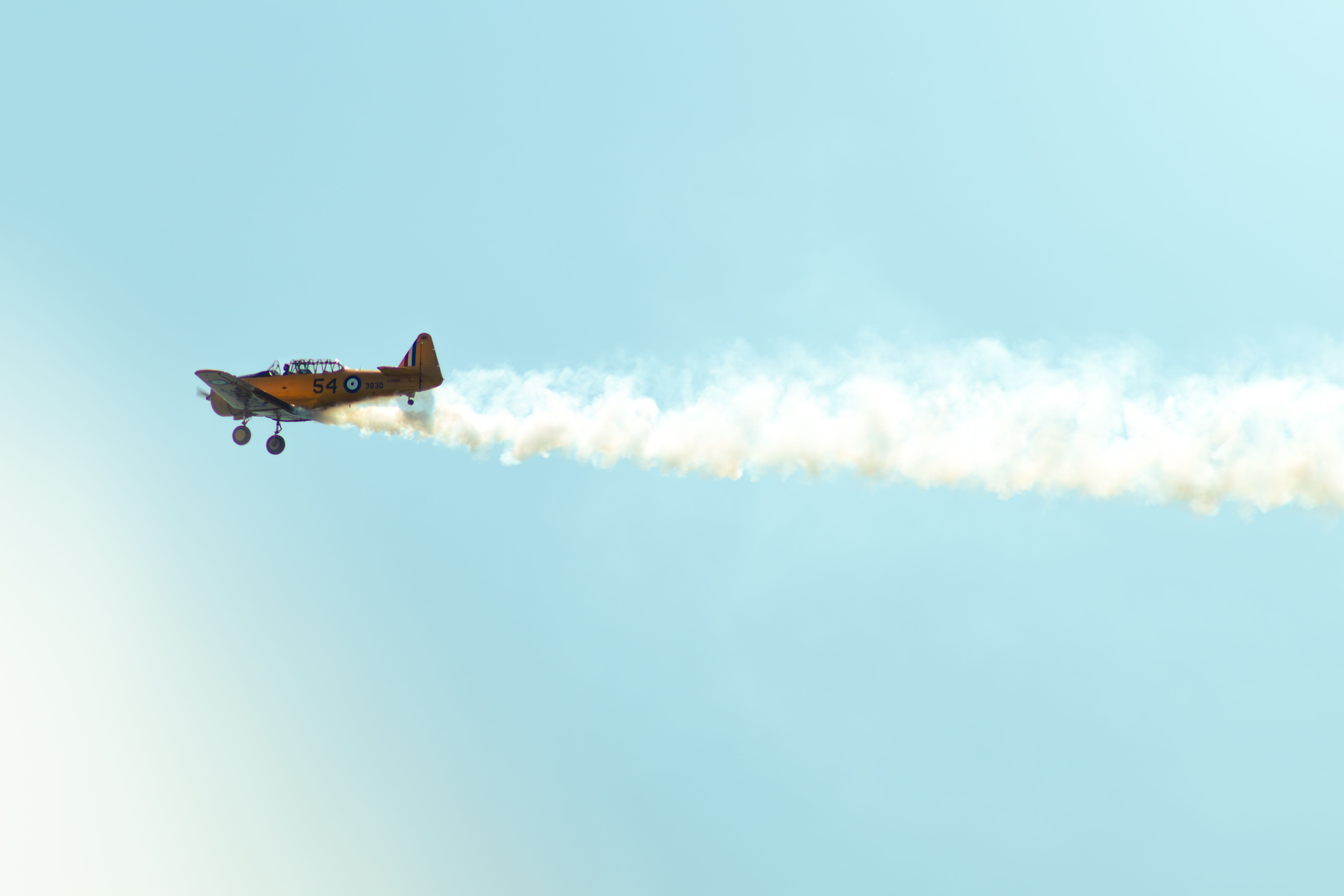 Vintage Airplane Performing Stunt in Toronto Sky · Free Stock Photo