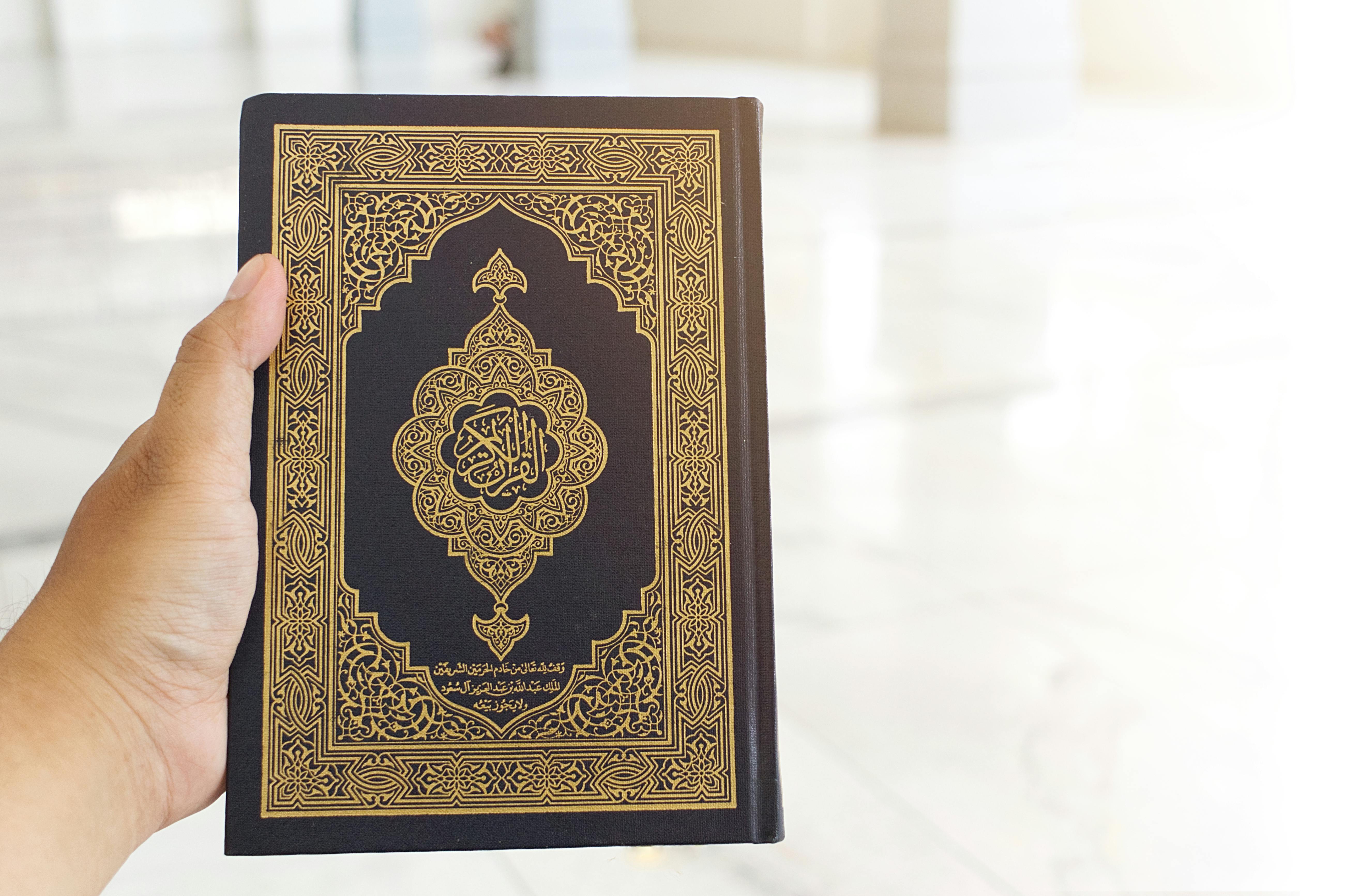 Coran élégant Avec Calligraphie Arabe à La Main · Photo gratuite