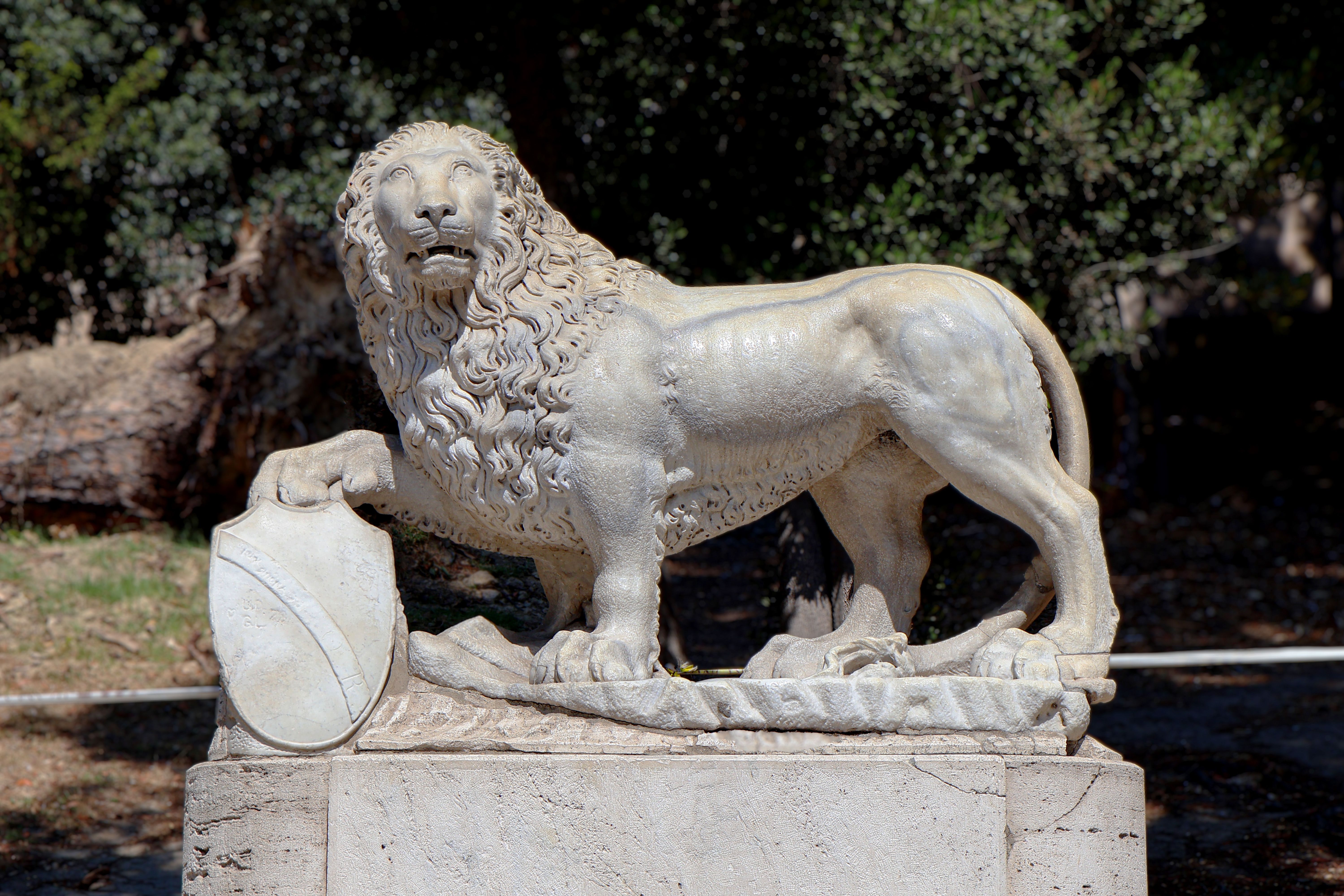 Elegant Marble Lion Statue in Rome's Historic Park · Free Stock Photo