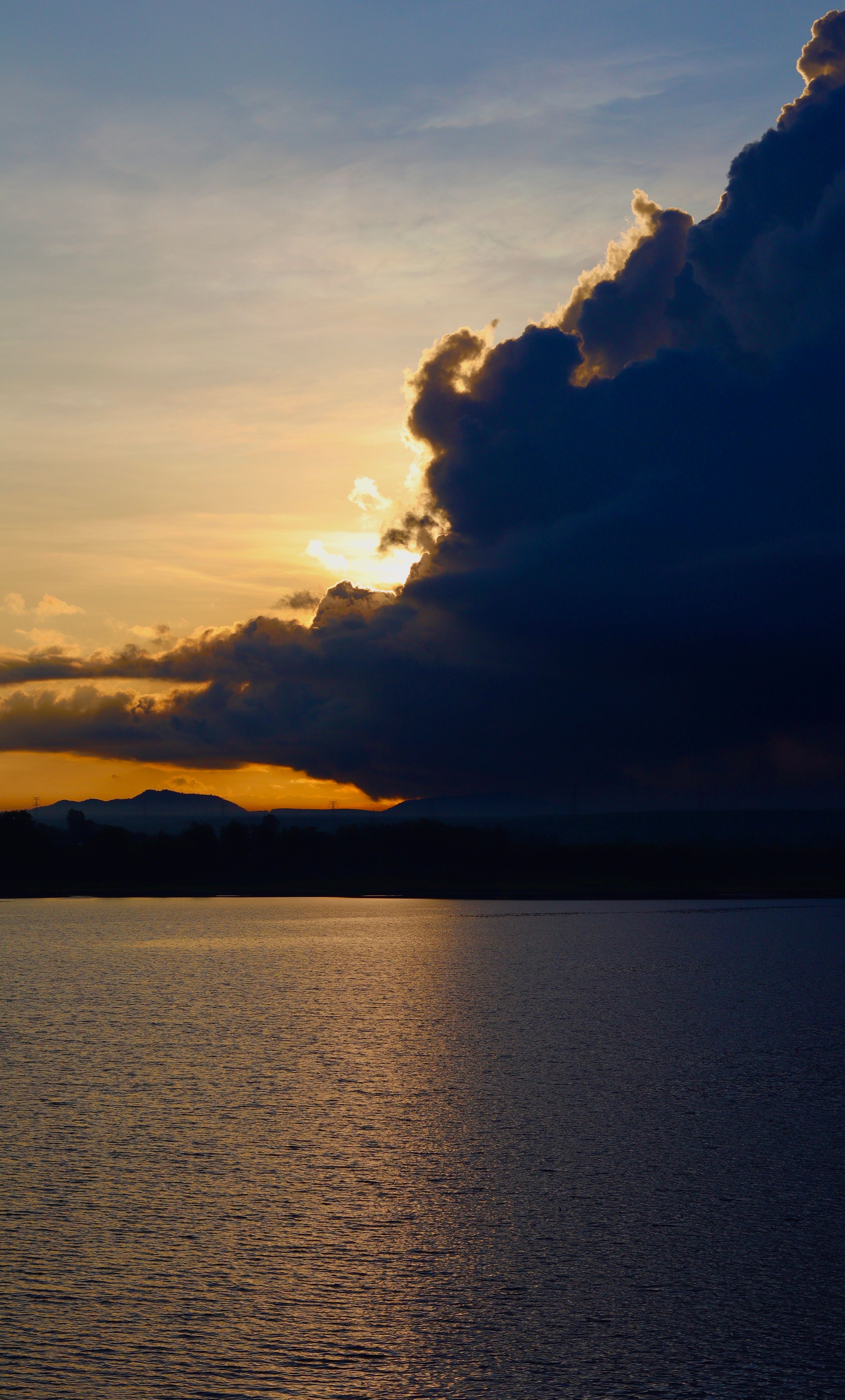 Dramatic Sunset Over Calm Lake · Free Stock Photo