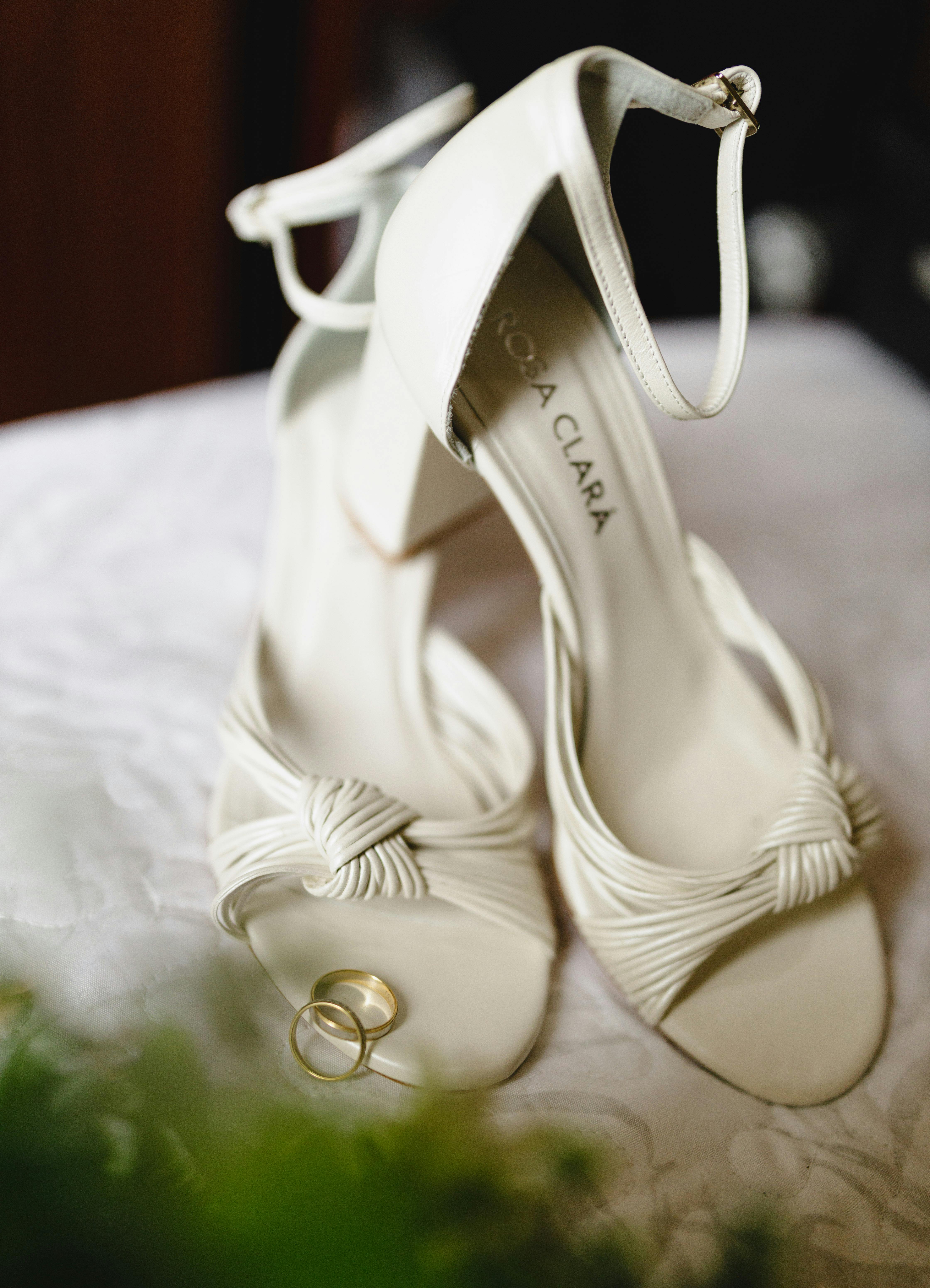 Chaussures De Mariée Blanches élégantes Avec Alliances · Photo gratuite