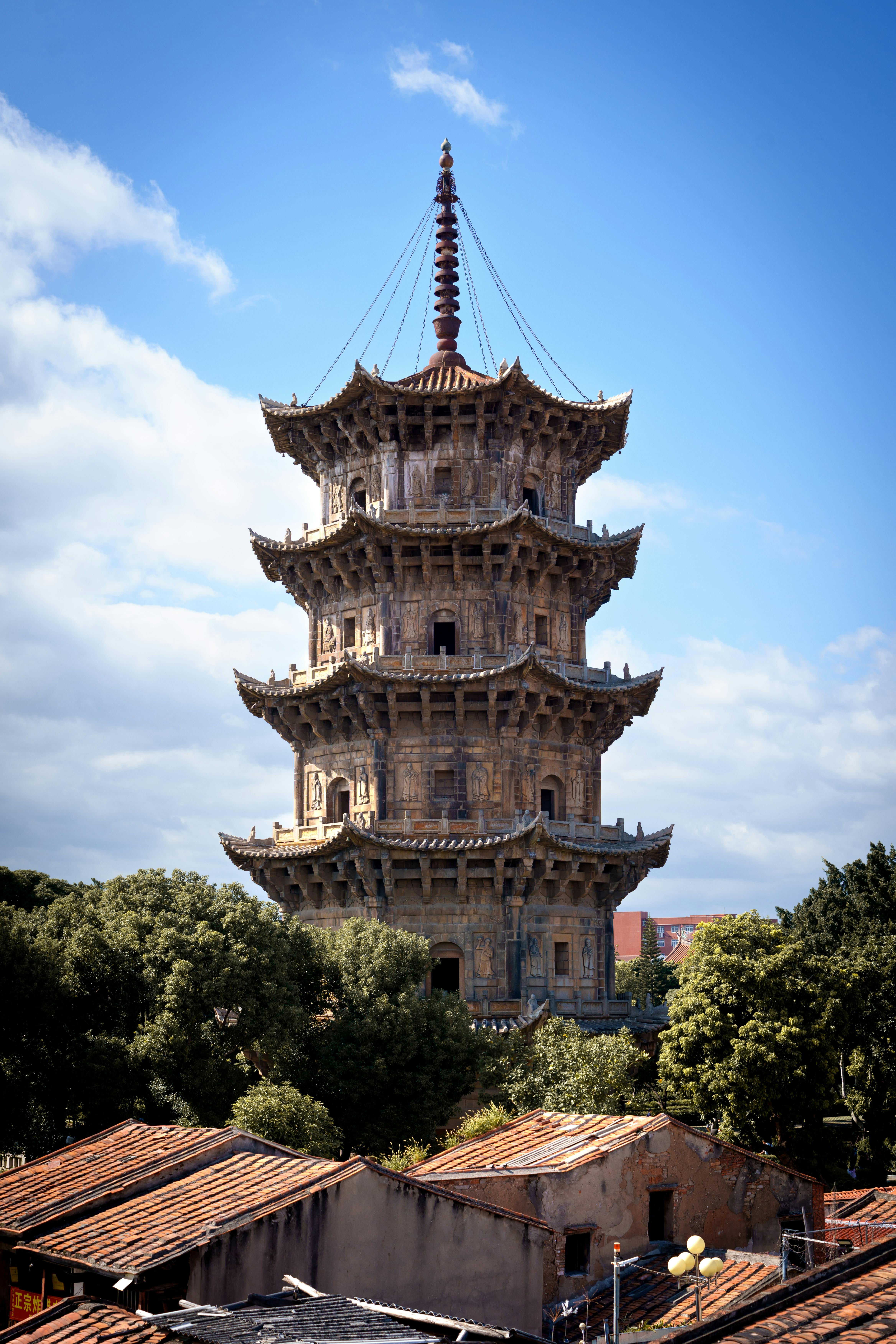 Menara Pagoda Cina Kuno Di Bawah Langit Biru · Foto Stok Gratis
