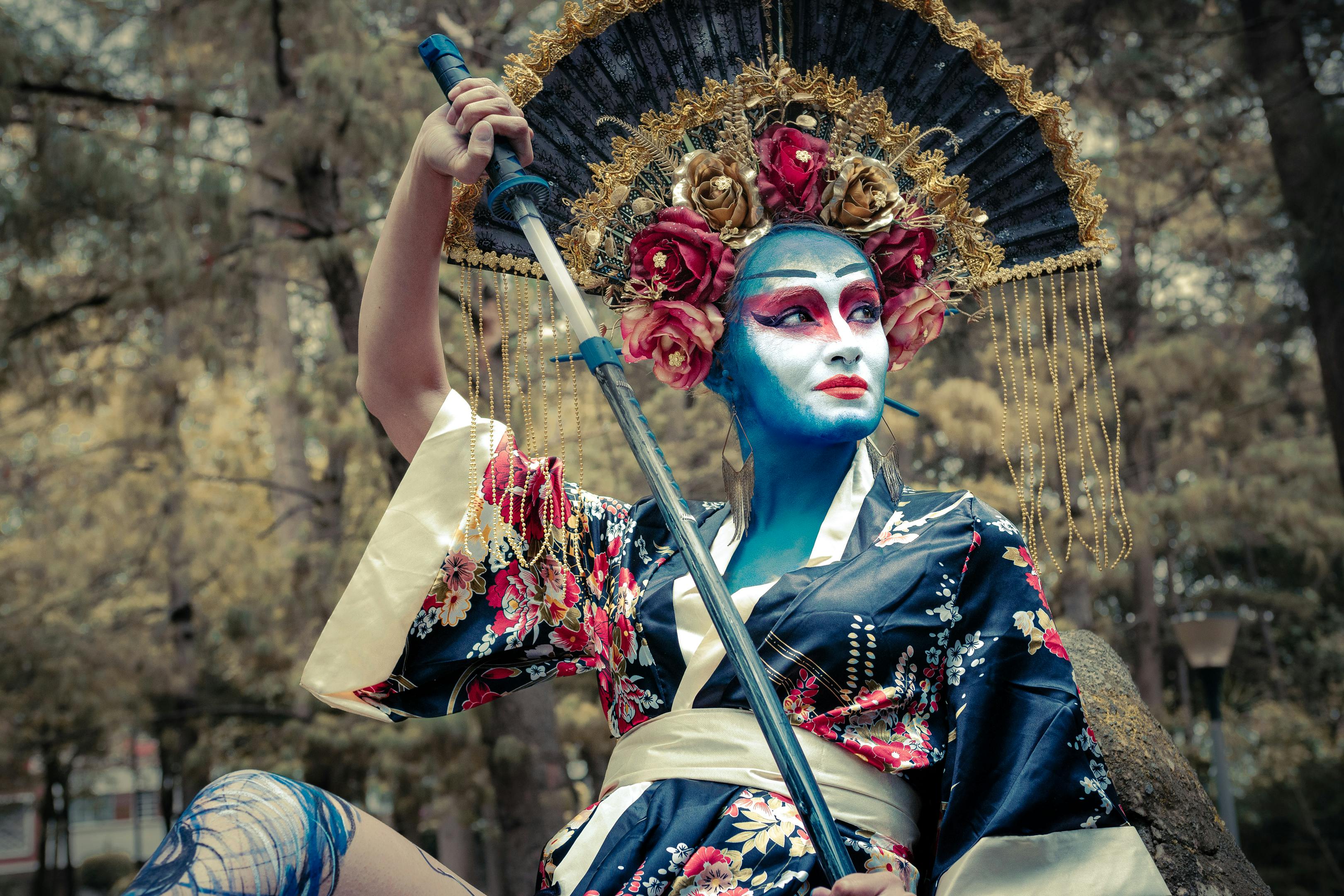 Geisha Moderna Con Espada En El Parque De La Ciudad De México · Foto de ...
