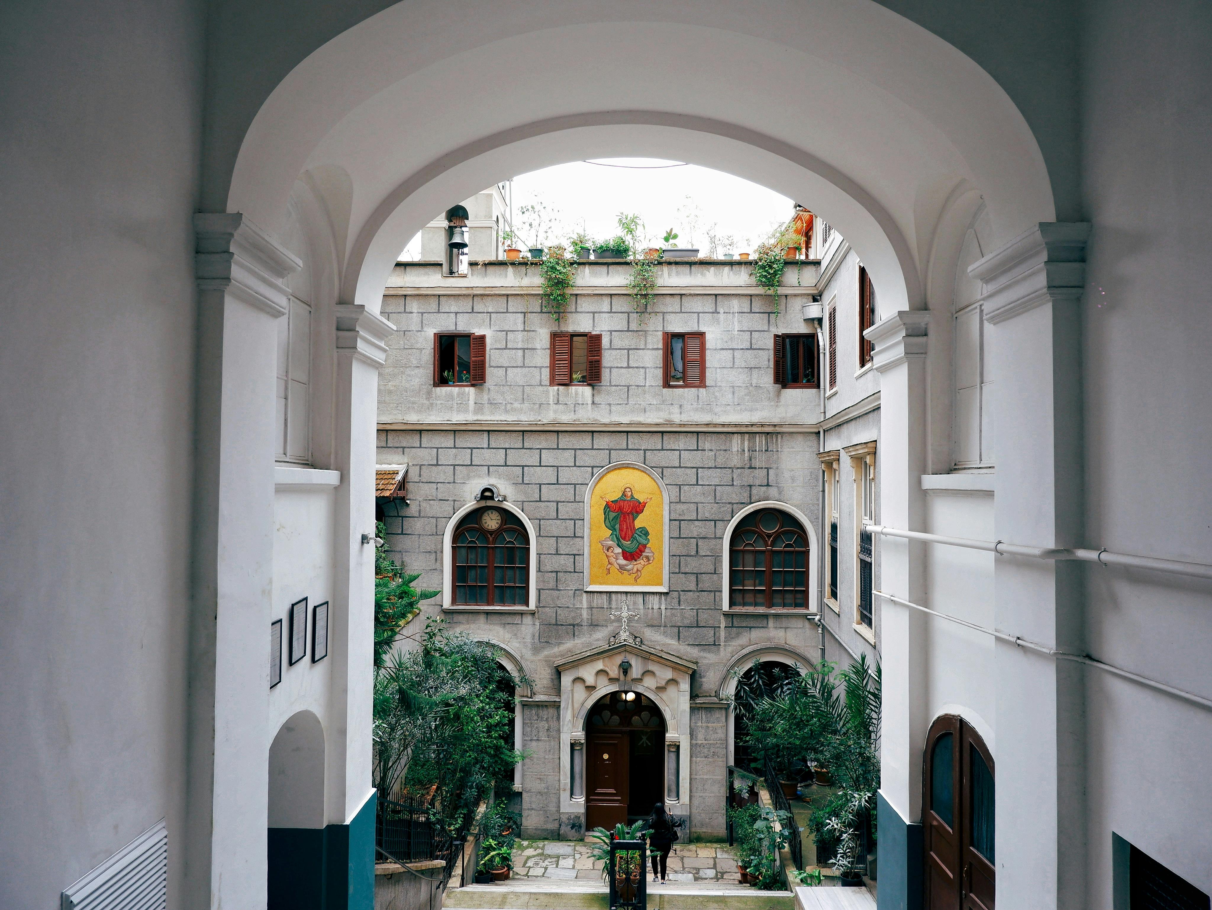 Historic Courtyard with Arched Architecture · Free Stock Photo