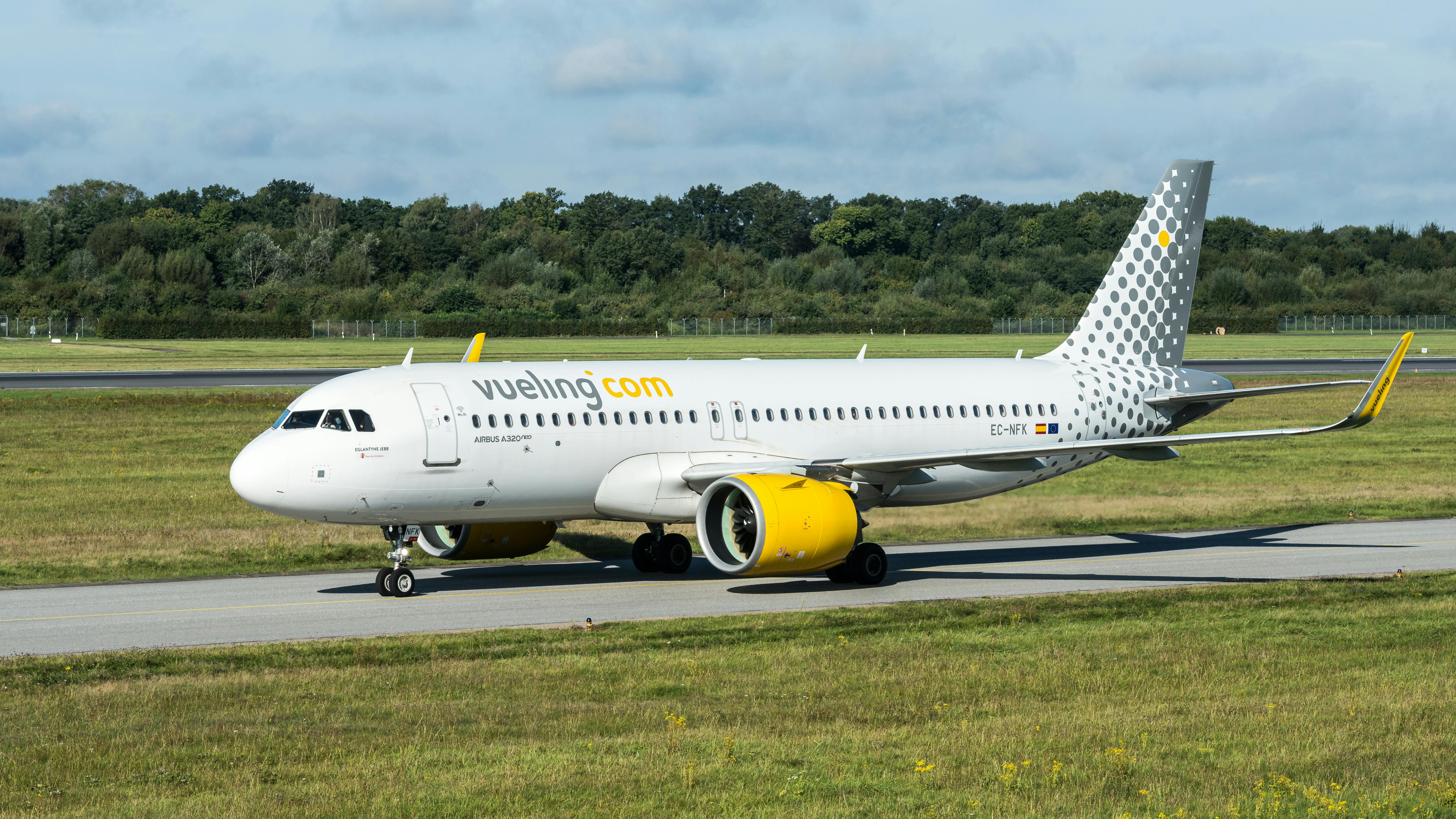 Vueling Airbus A320 on Hamburg Runway · Free Stock Photo