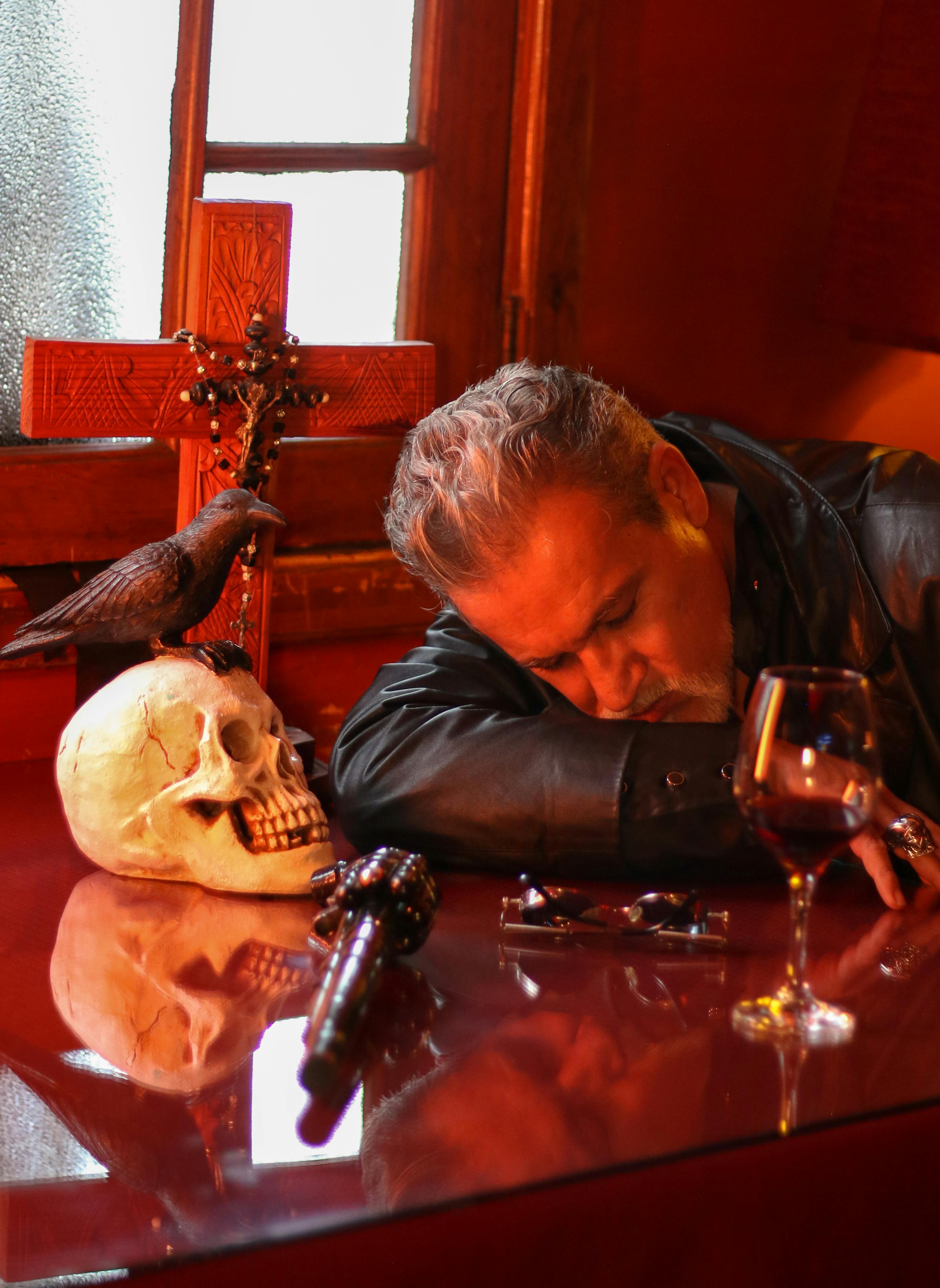 Moody Scene with Skull and Raven in Dim Light · Free Stock Photo