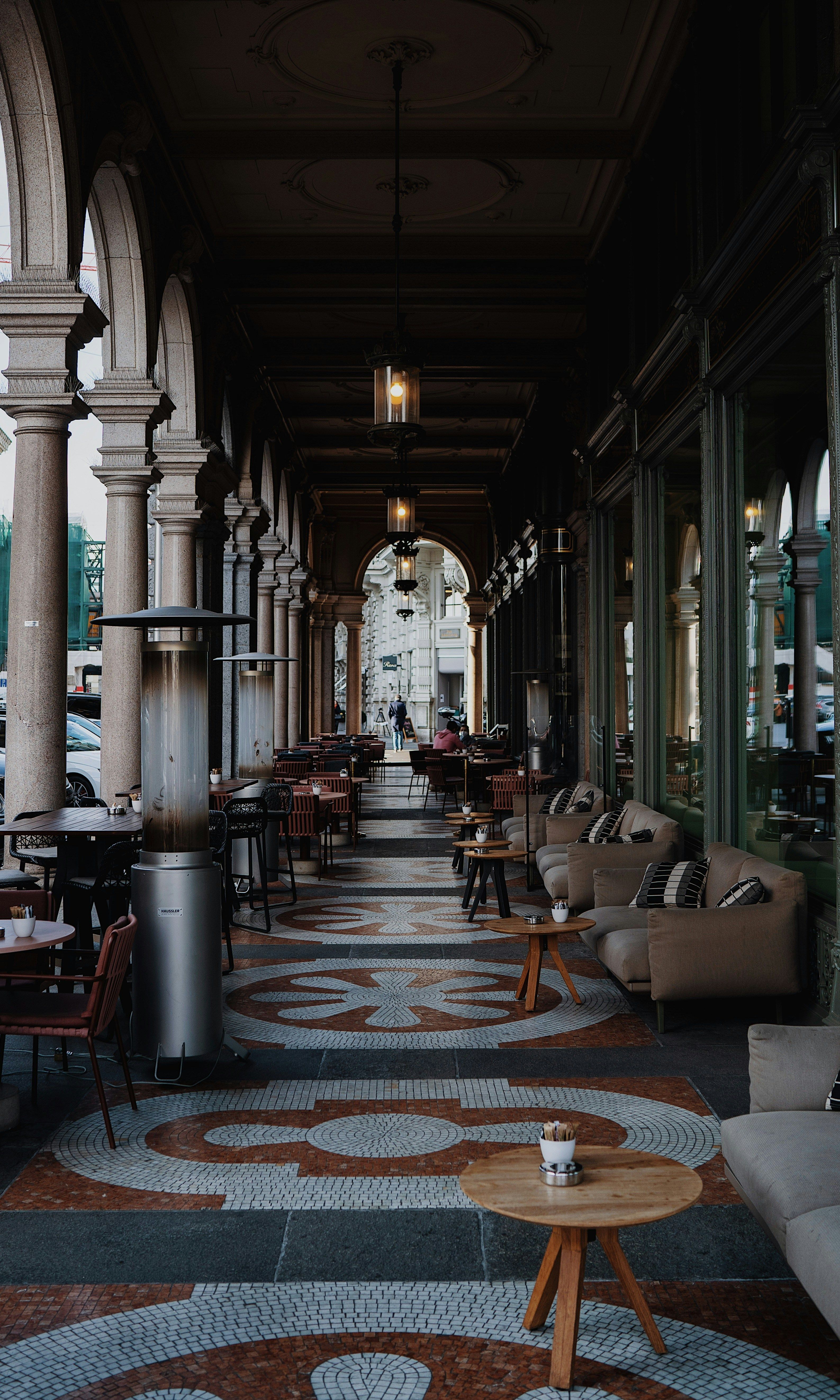 Elegant Outdoor Cafe in Zürich's Historic Arcade · Free Stock Photo