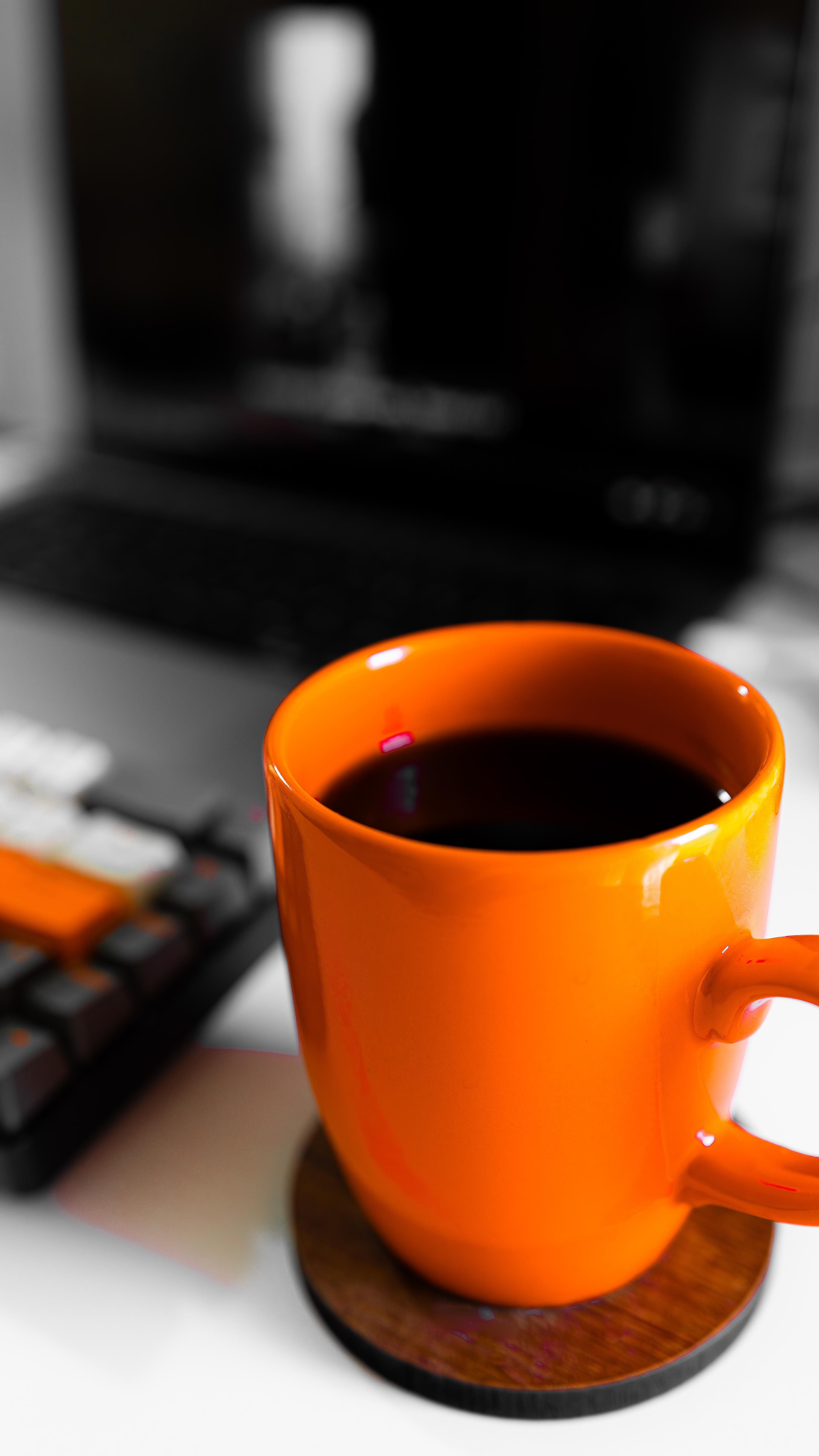 Taza De Café De Color Naranja Brillante Sobre El Escritorio De Trabajo ...