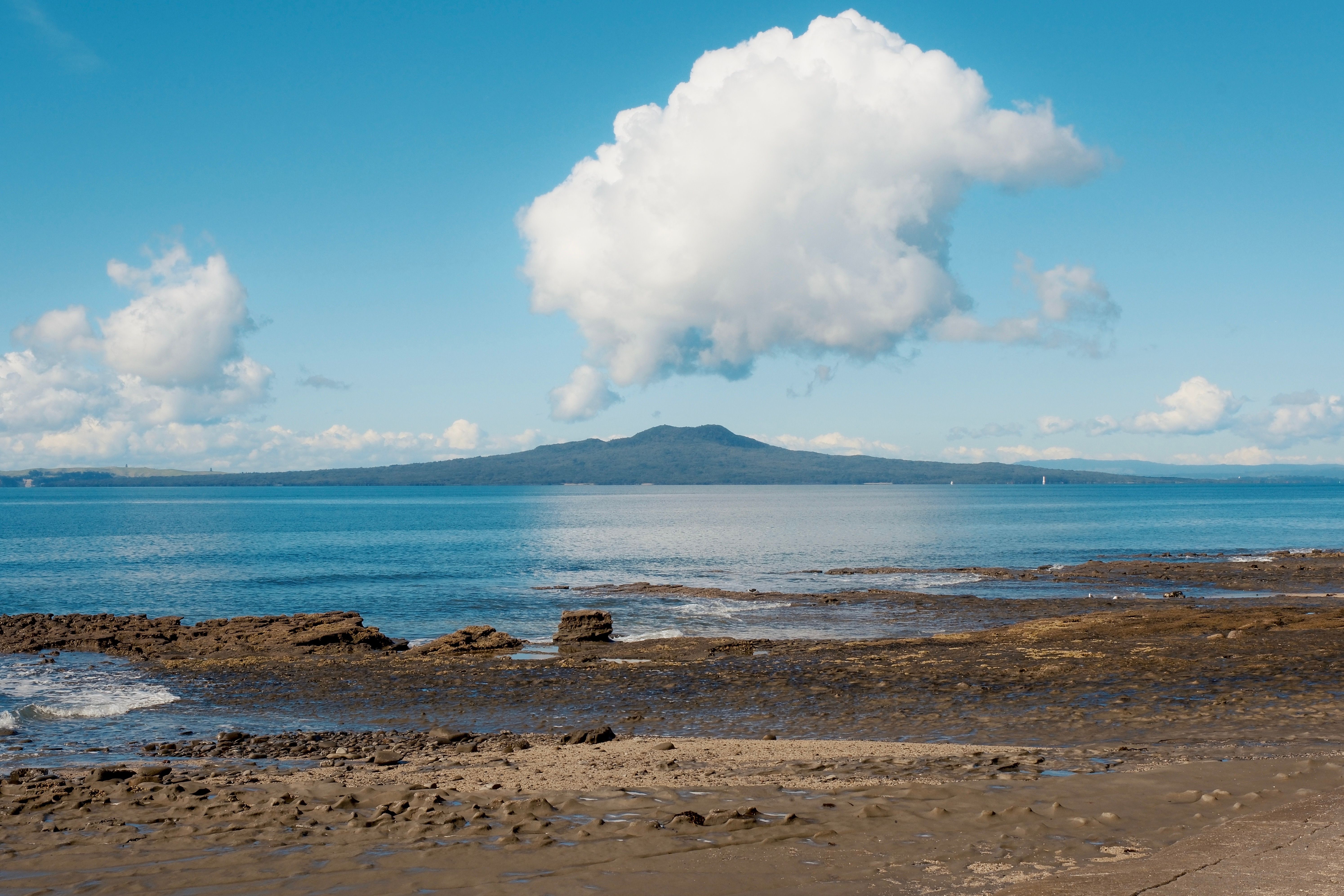 Vista Panorámica De La Isla Rangitoto Desde La Playa · Foto de stock ...