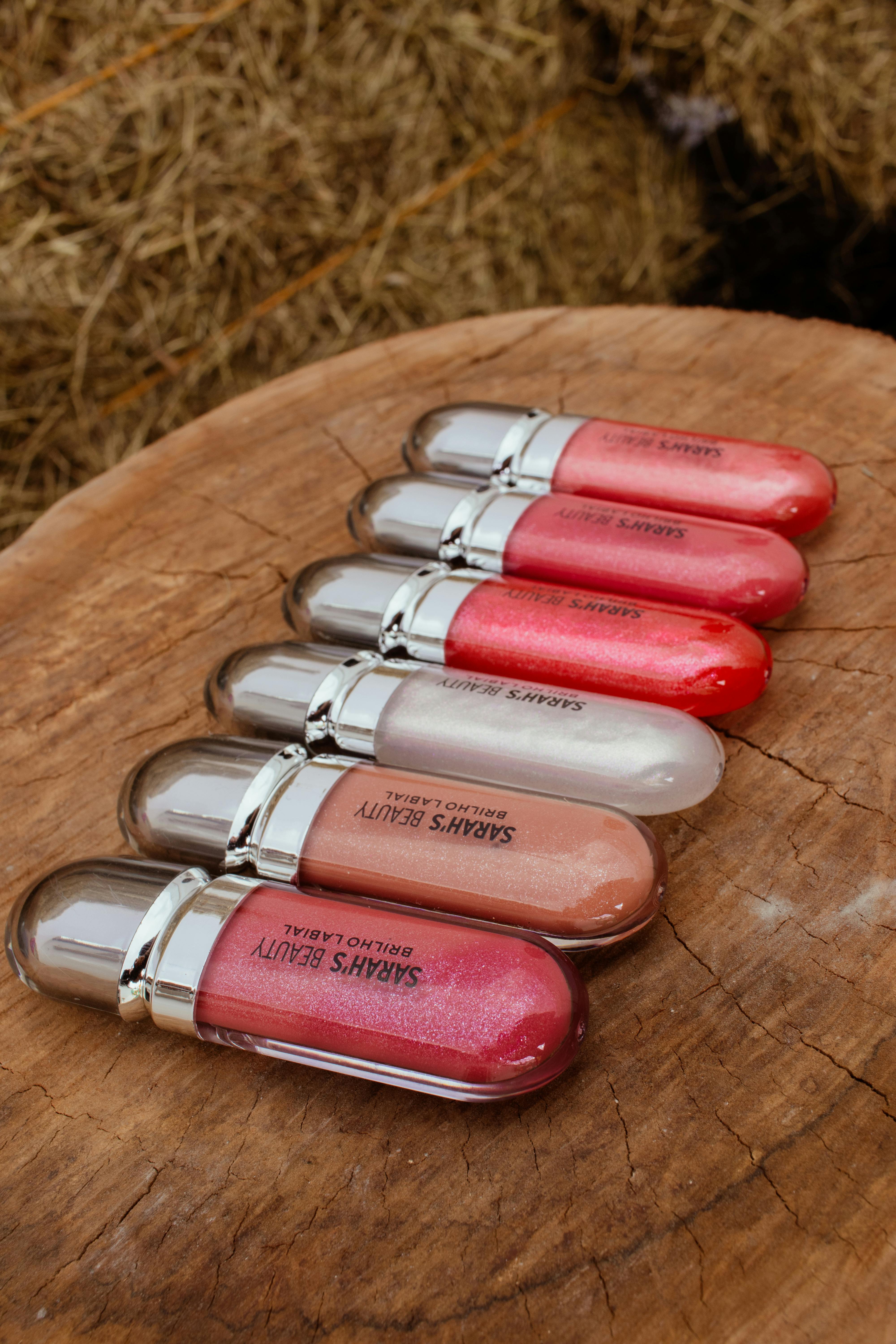 Tubos Coloridos De Gloss Labial Em Superfície De Madeira Rústica · Foto ...