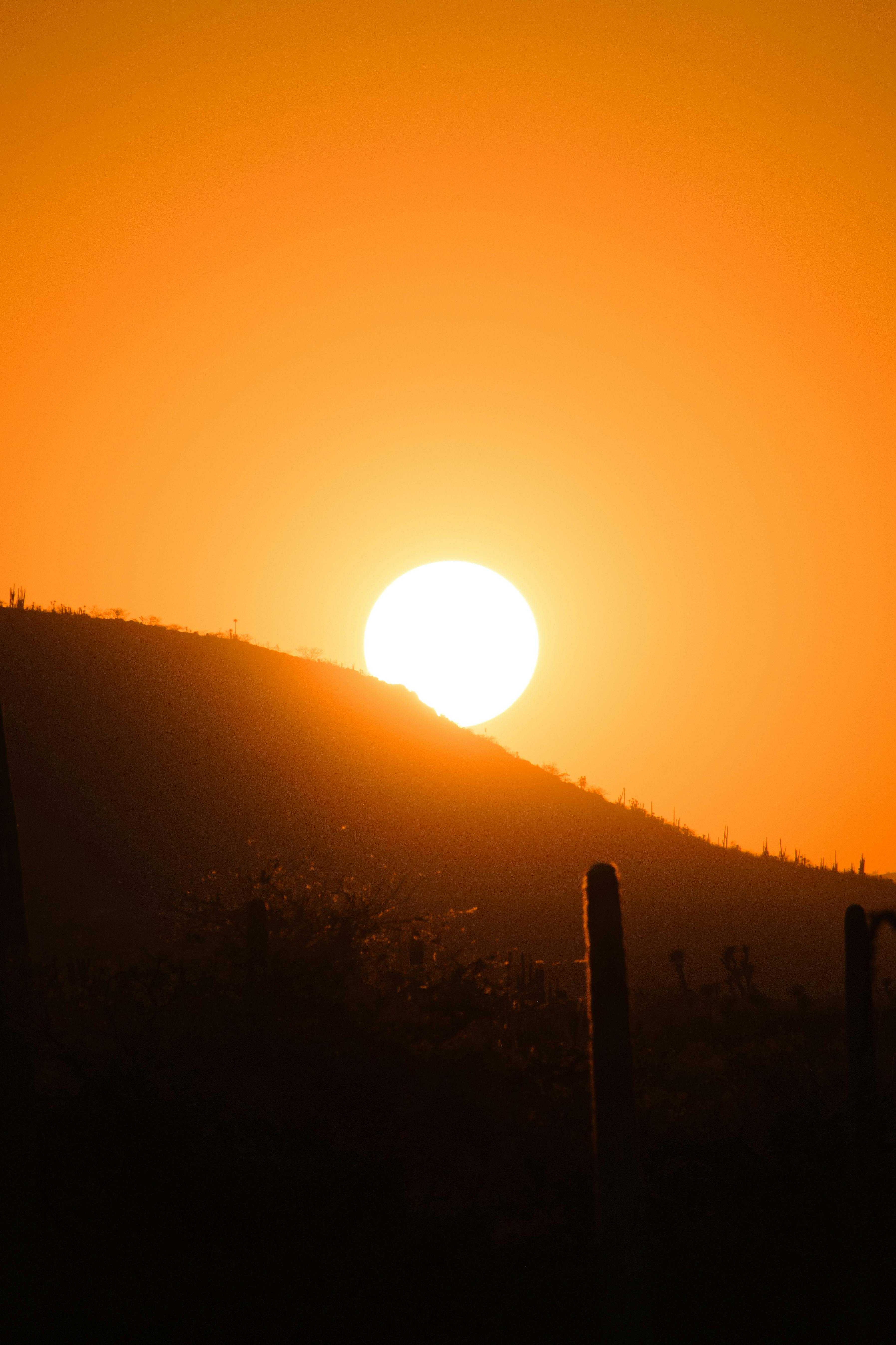 Espectacular Puesta De Sol Sobre El Paisaje Del Desierto · Foto de ...