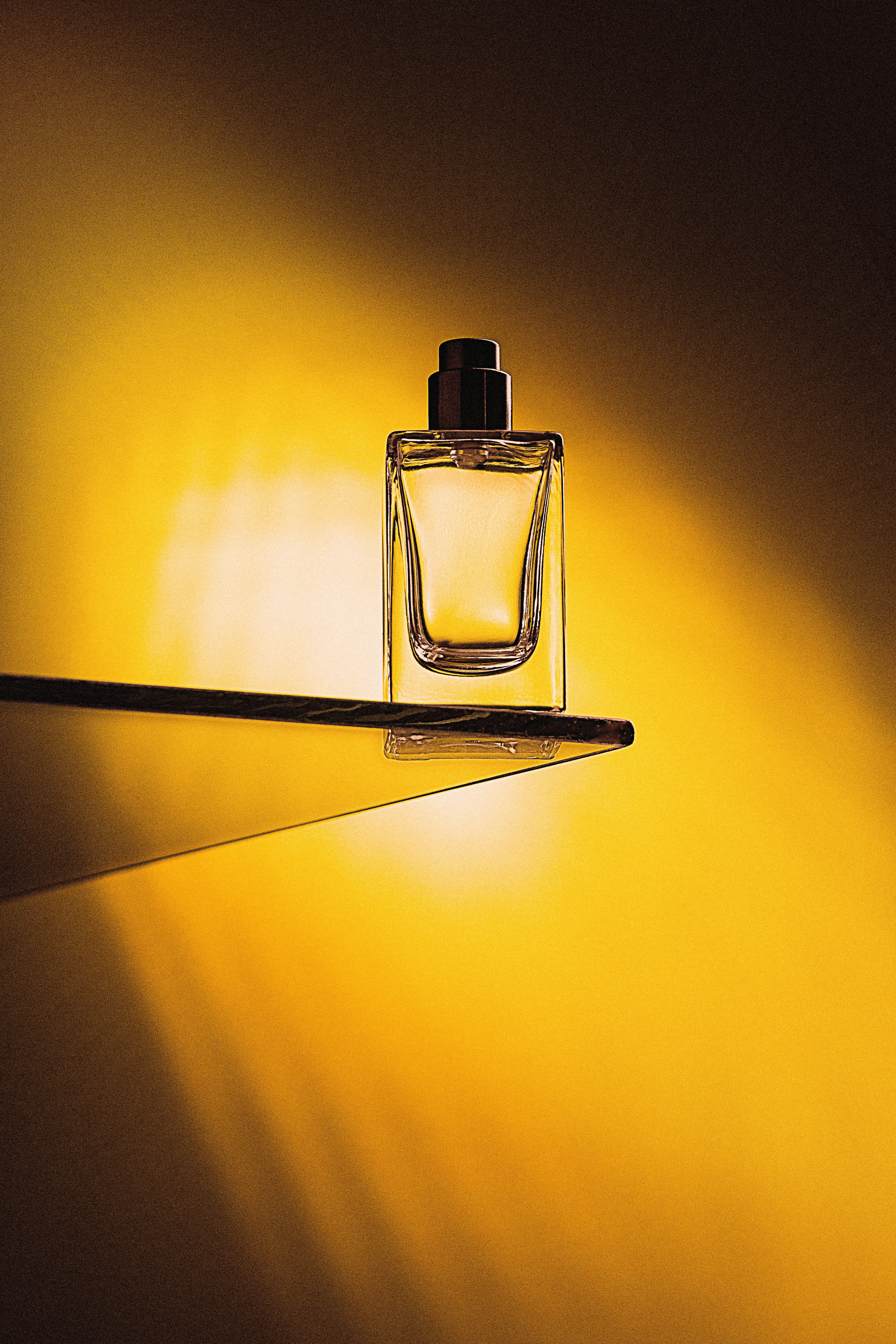 Elegante Frasco De Perfume Sobre Fondo Amarillo Vibrante · Foto de ...