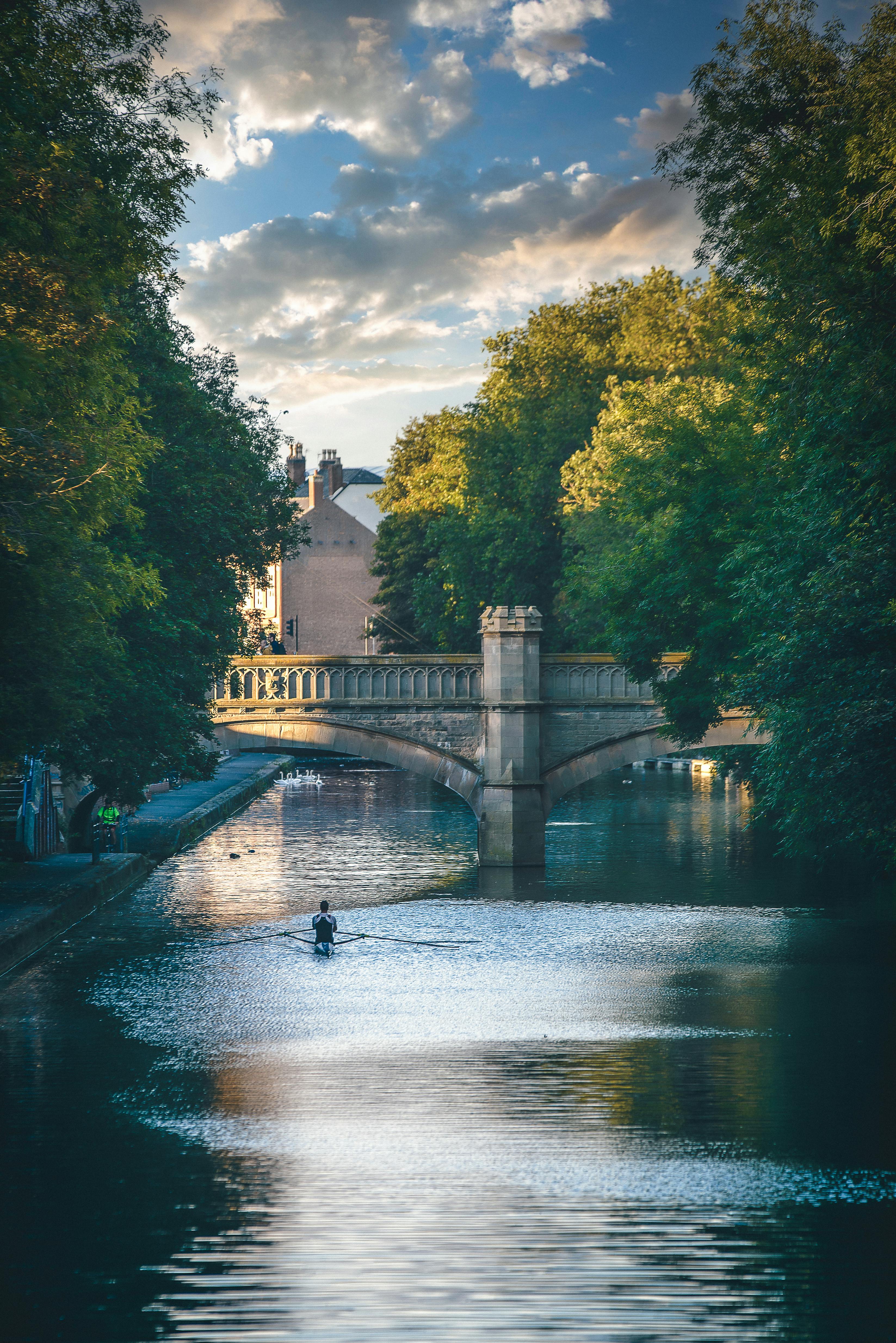 Picturesque River Scene with Bridge in Leicester · Free Stock Photo