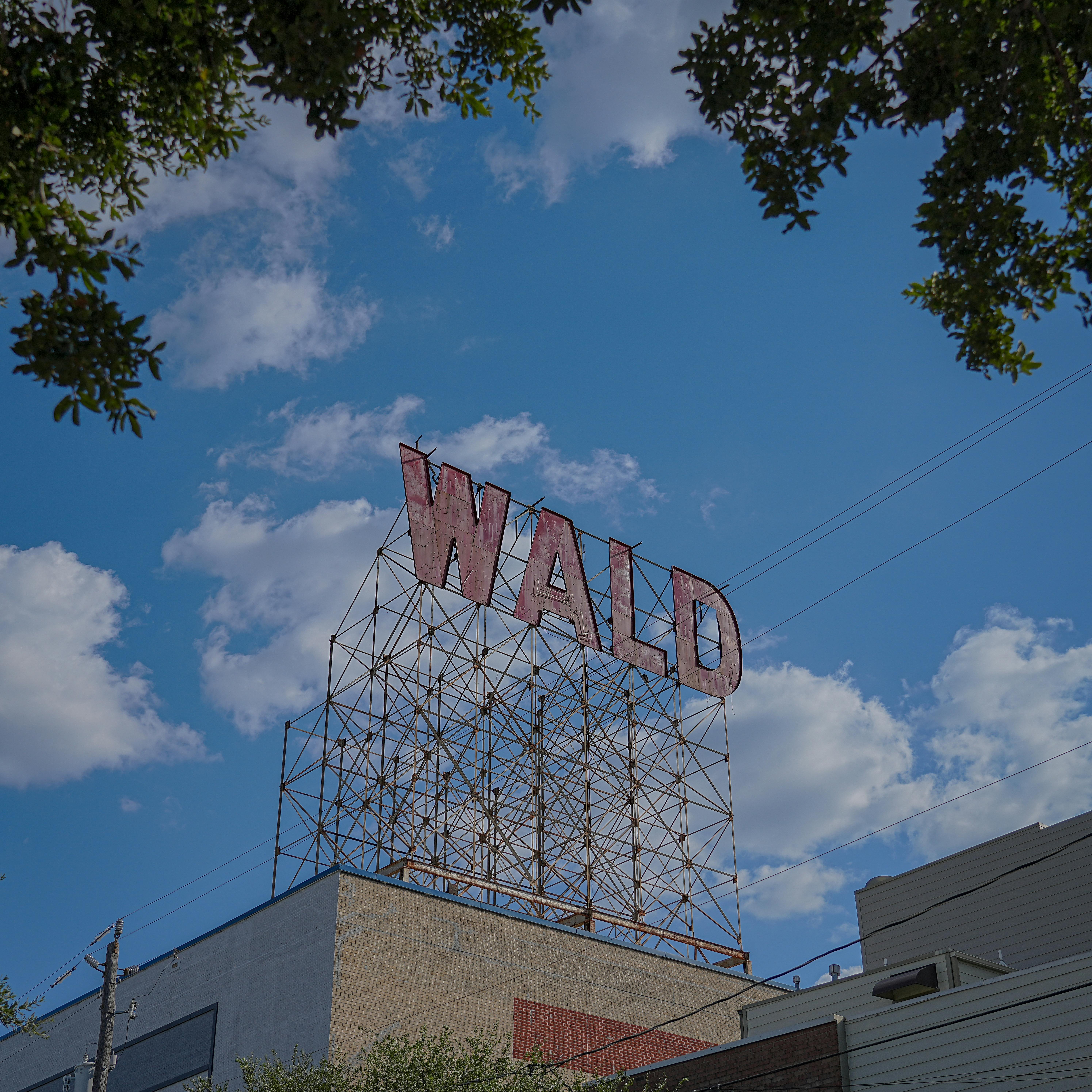 Iconic WALD sign against blue sky · Free Stock Photo