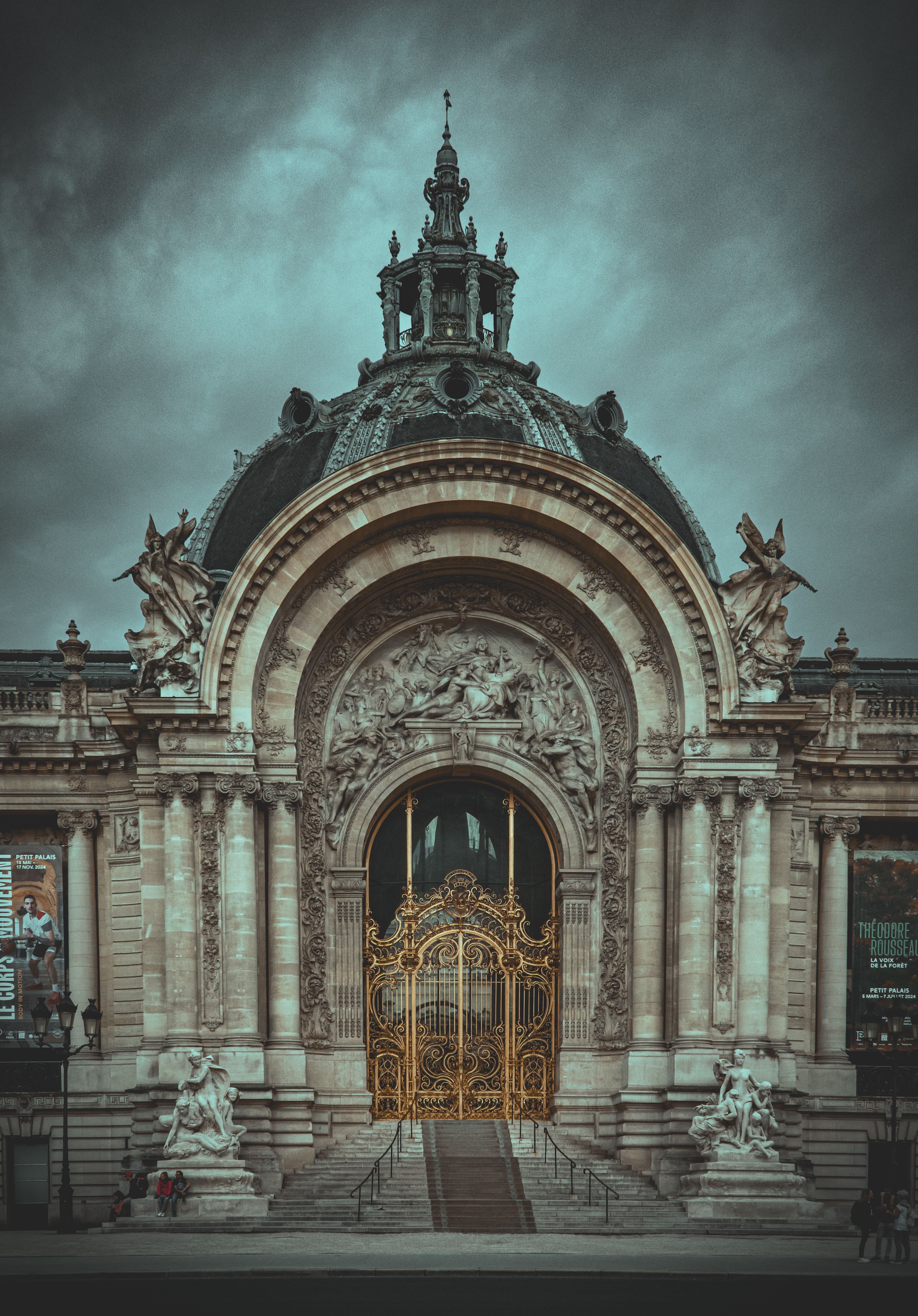 Ornate Exterior of Historic Parisian Building · Free Stock Photo