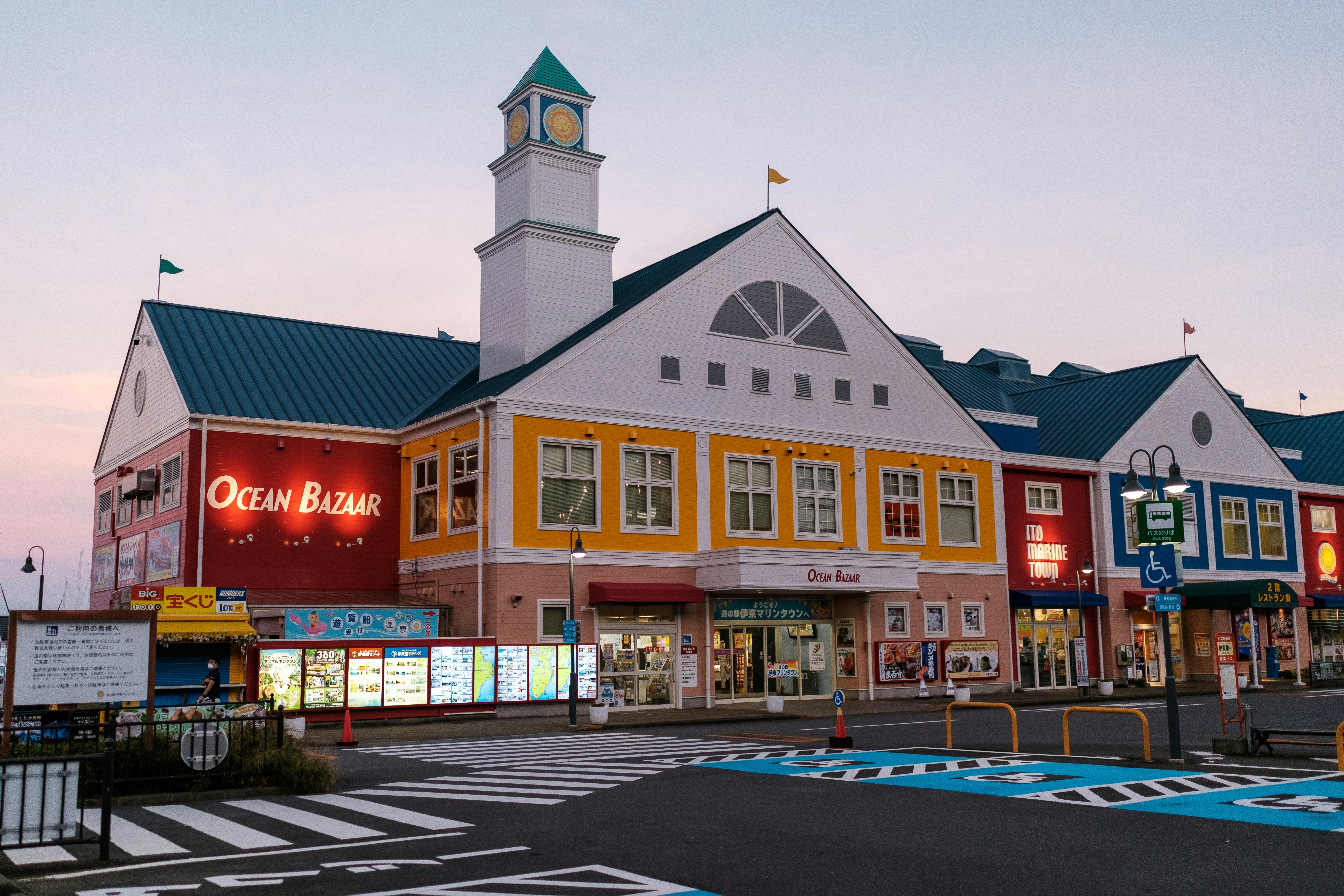 Vibrant Storefront at Ocean Bazaar at Dusk · Free Stock Photo