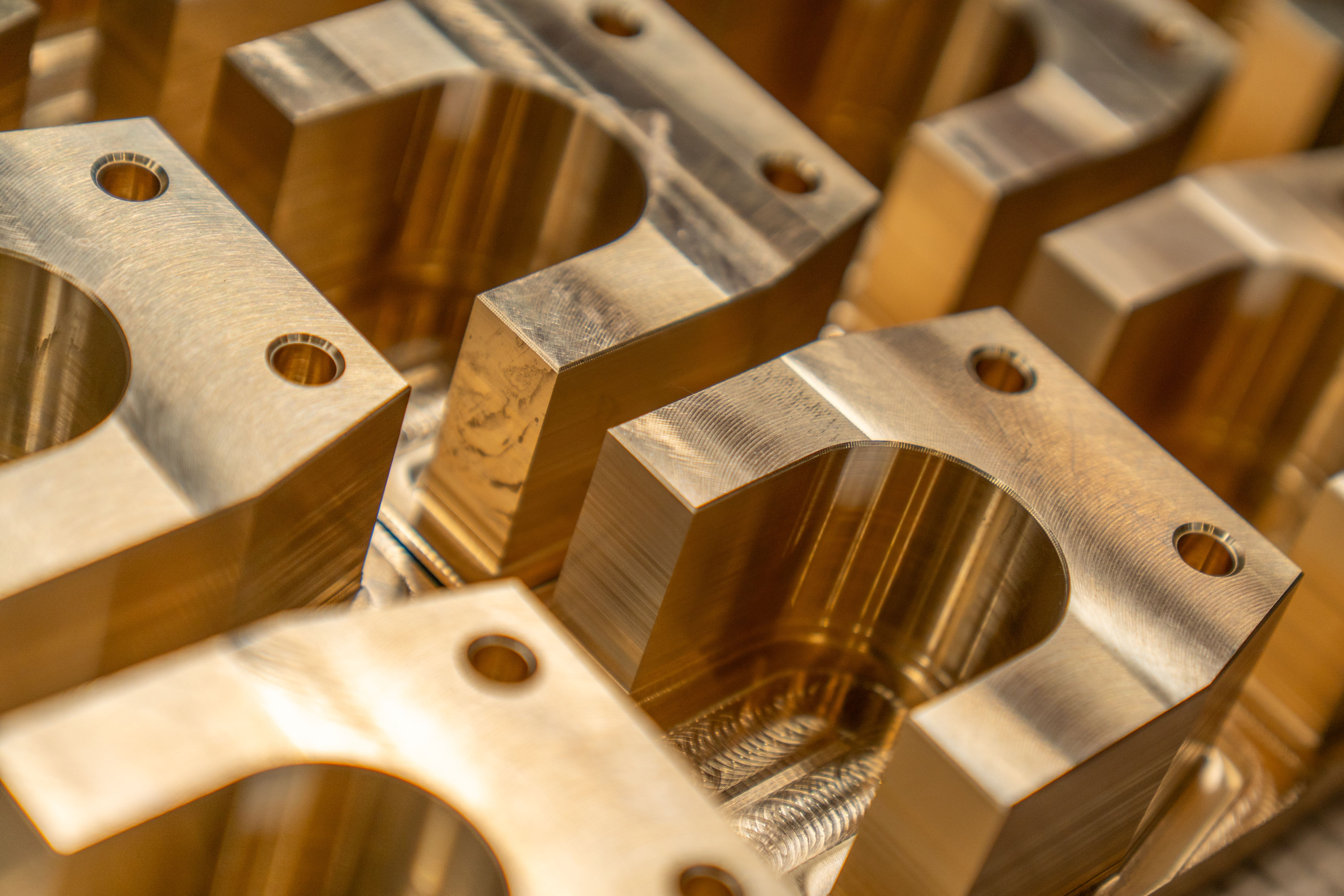 Primer Plano De Piezas De Metal Mecanizadas Con Precisión · Foto de ...