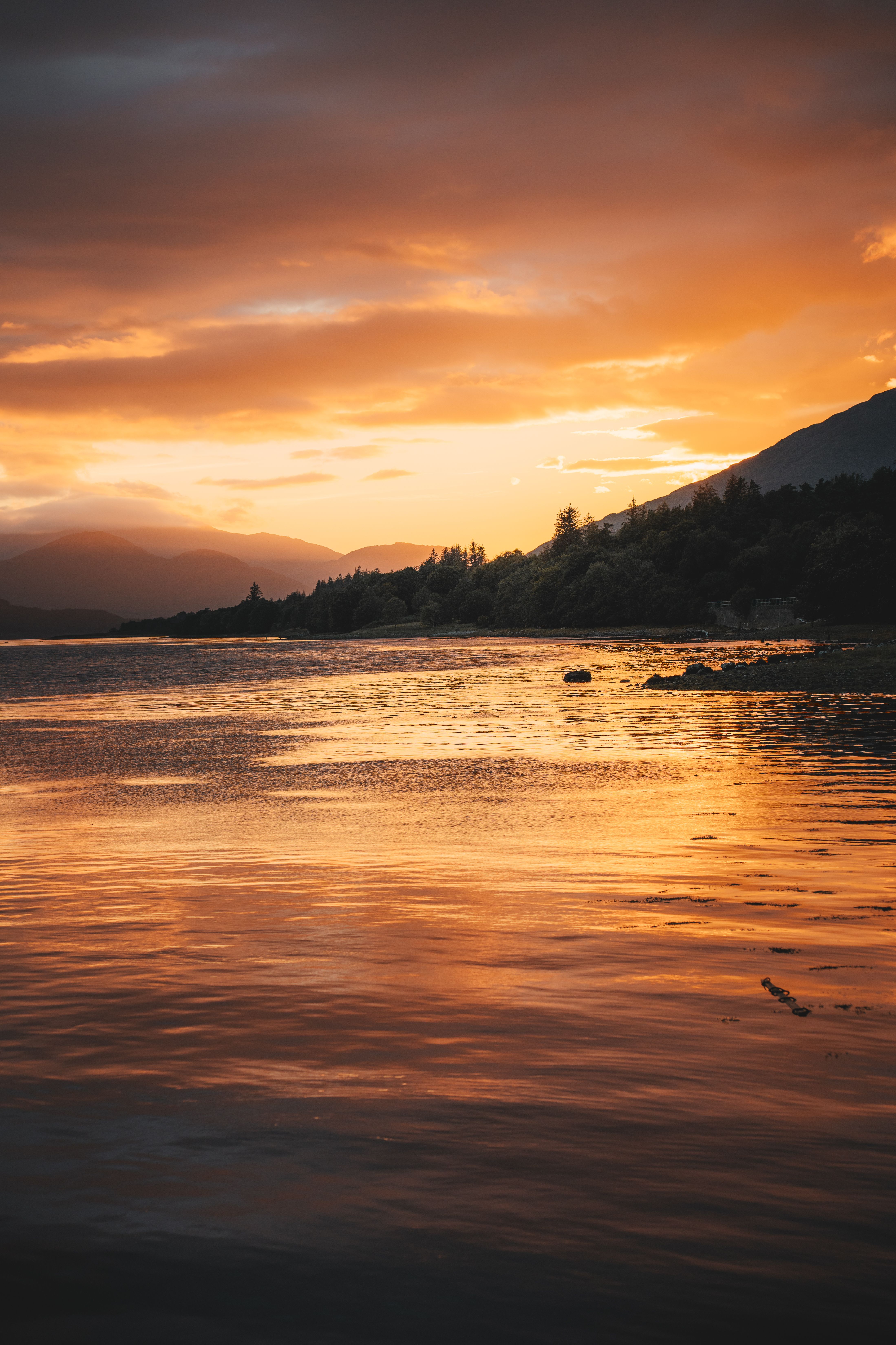 Espectacular Puesta De Sol Sobre El Lago Fort William, Reino Unido ...