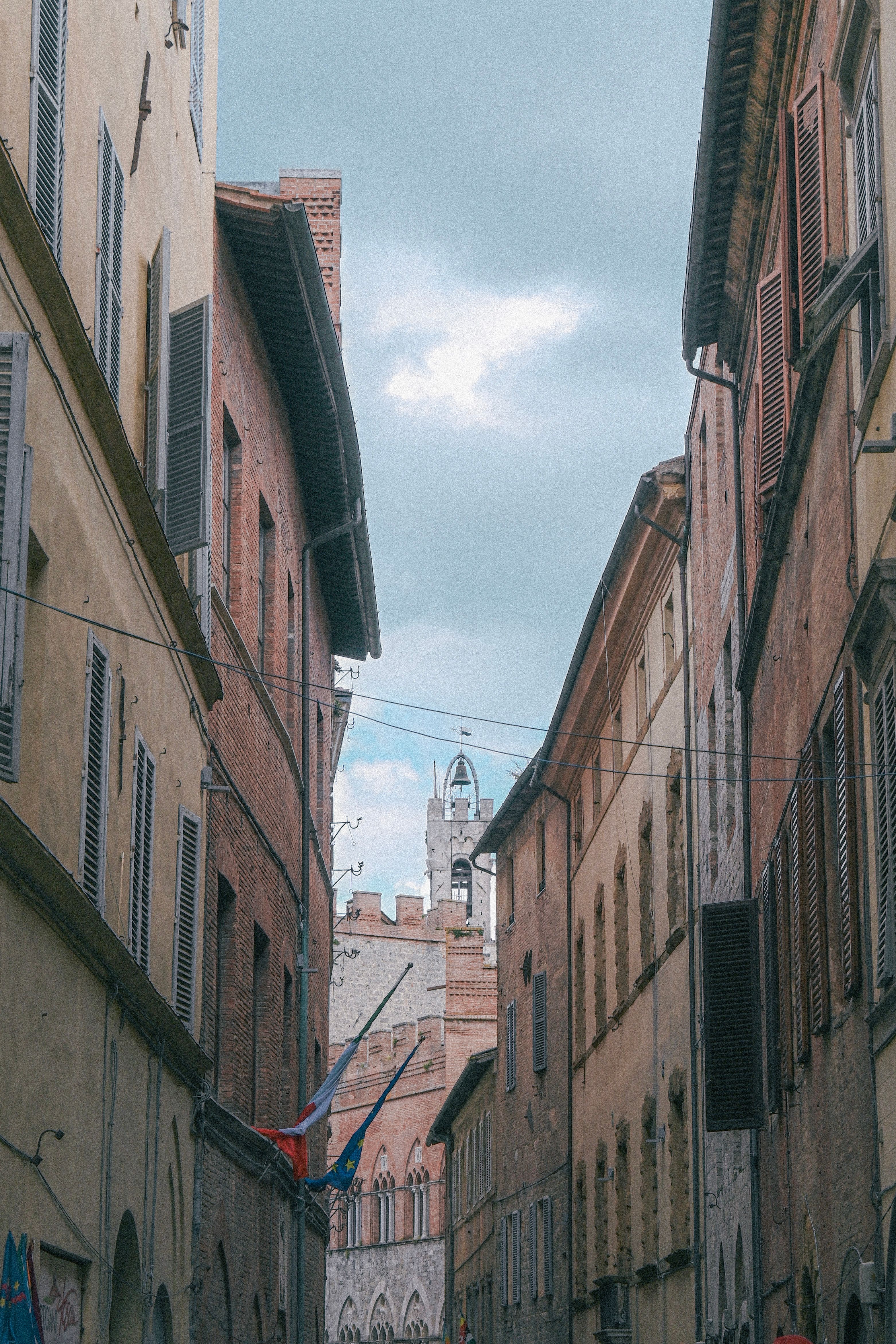 Charming Italian Alleyway with Historic Architecture · Free Stock Photo