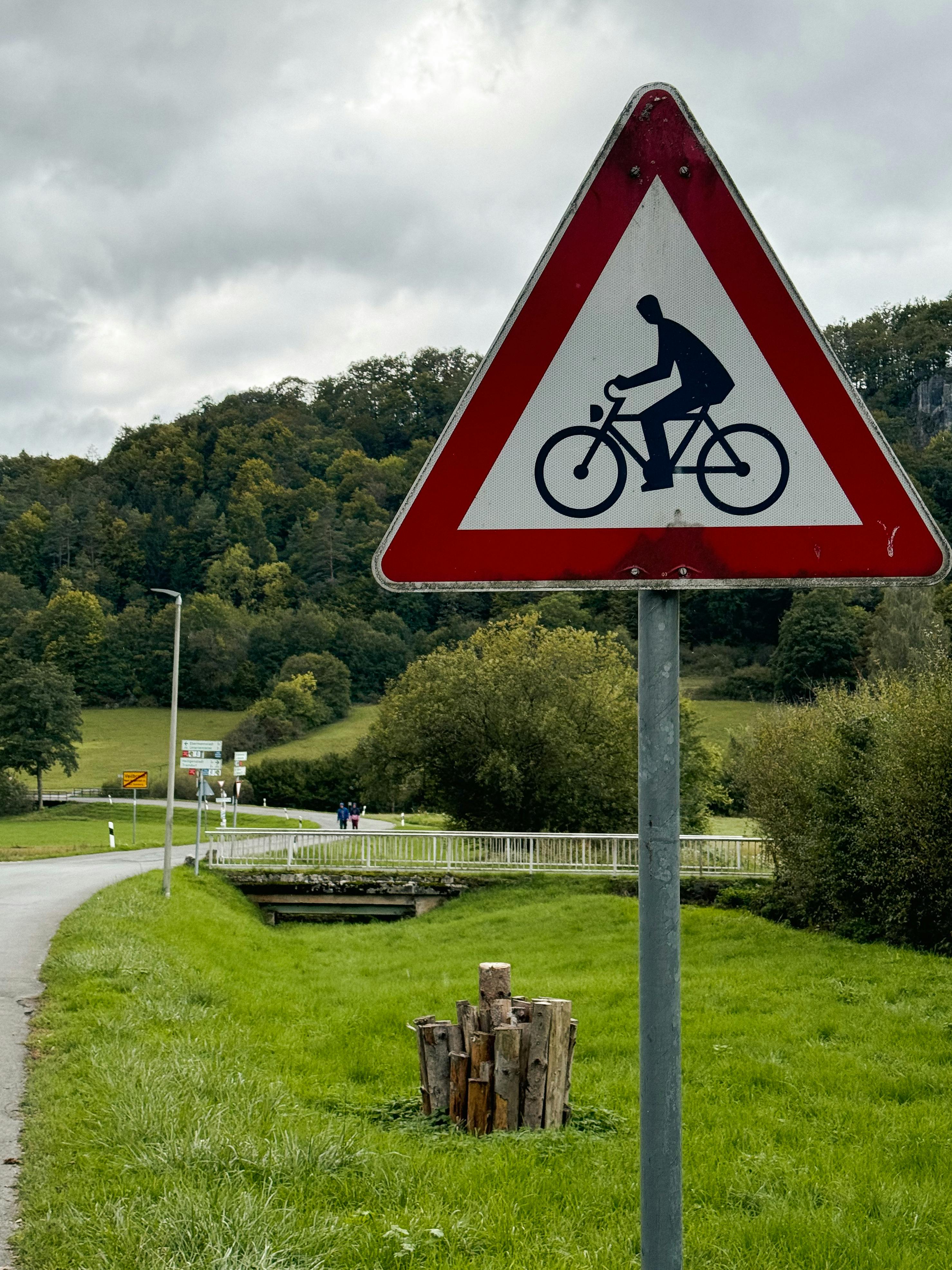 Cyclist Warning Sign on Scenic Country Road · Free Stock Photo