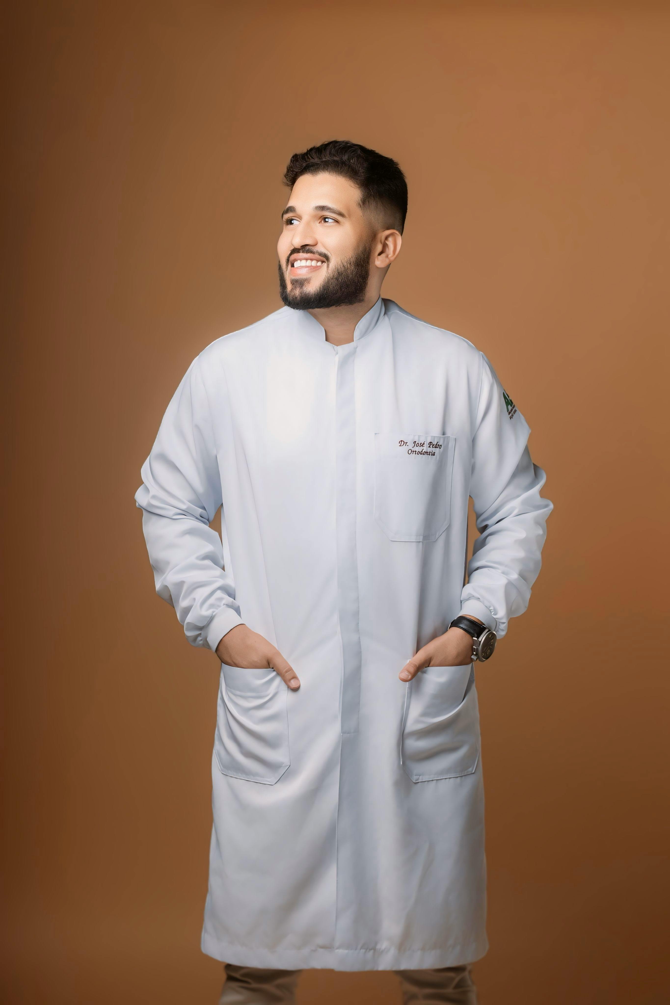 Médico Masculino Sonriente Con Bata Médica · Foto de stock gratuita