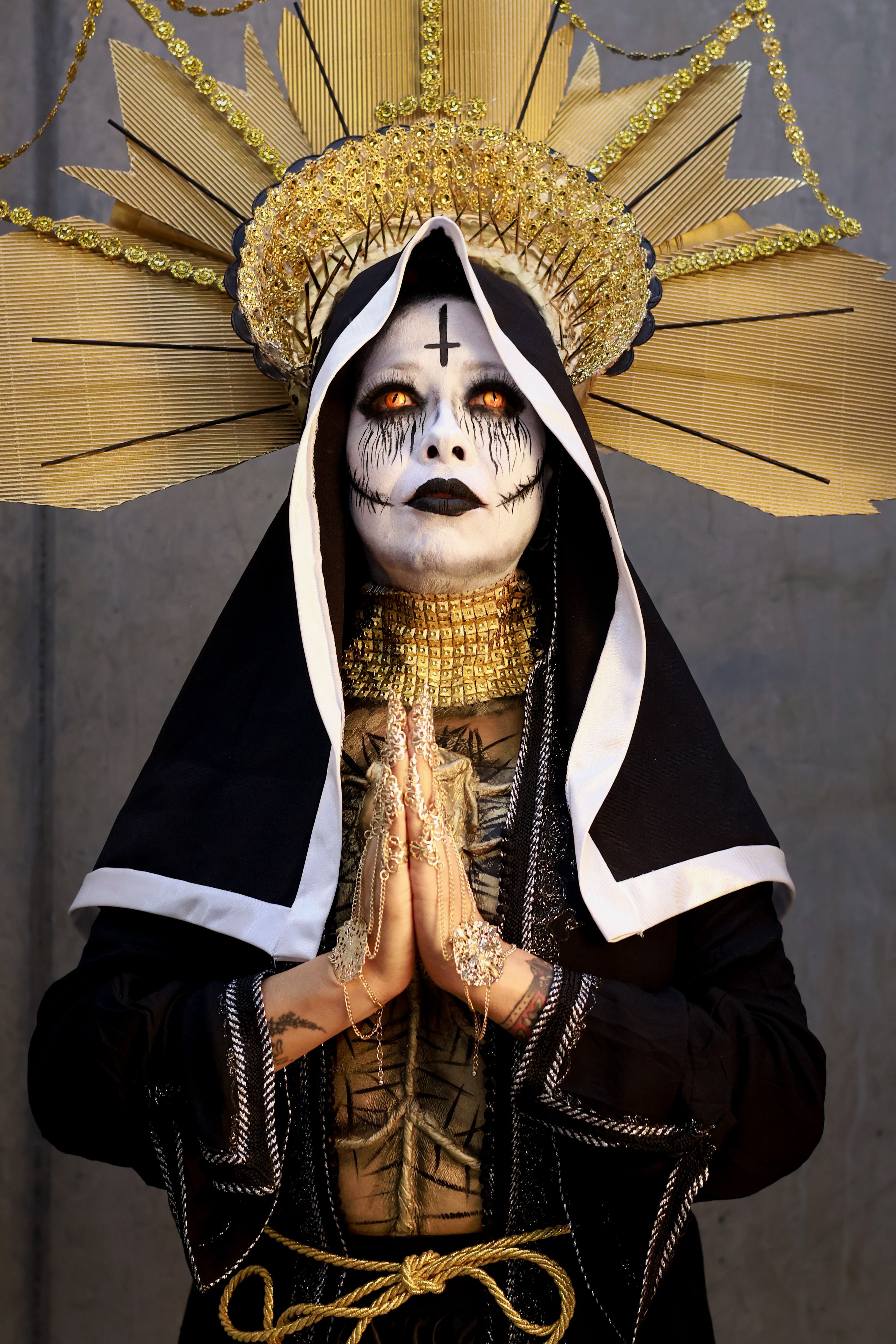 Traje Elaborado Con Temas Religiosos Y Góticos · Foto de stock gratuita