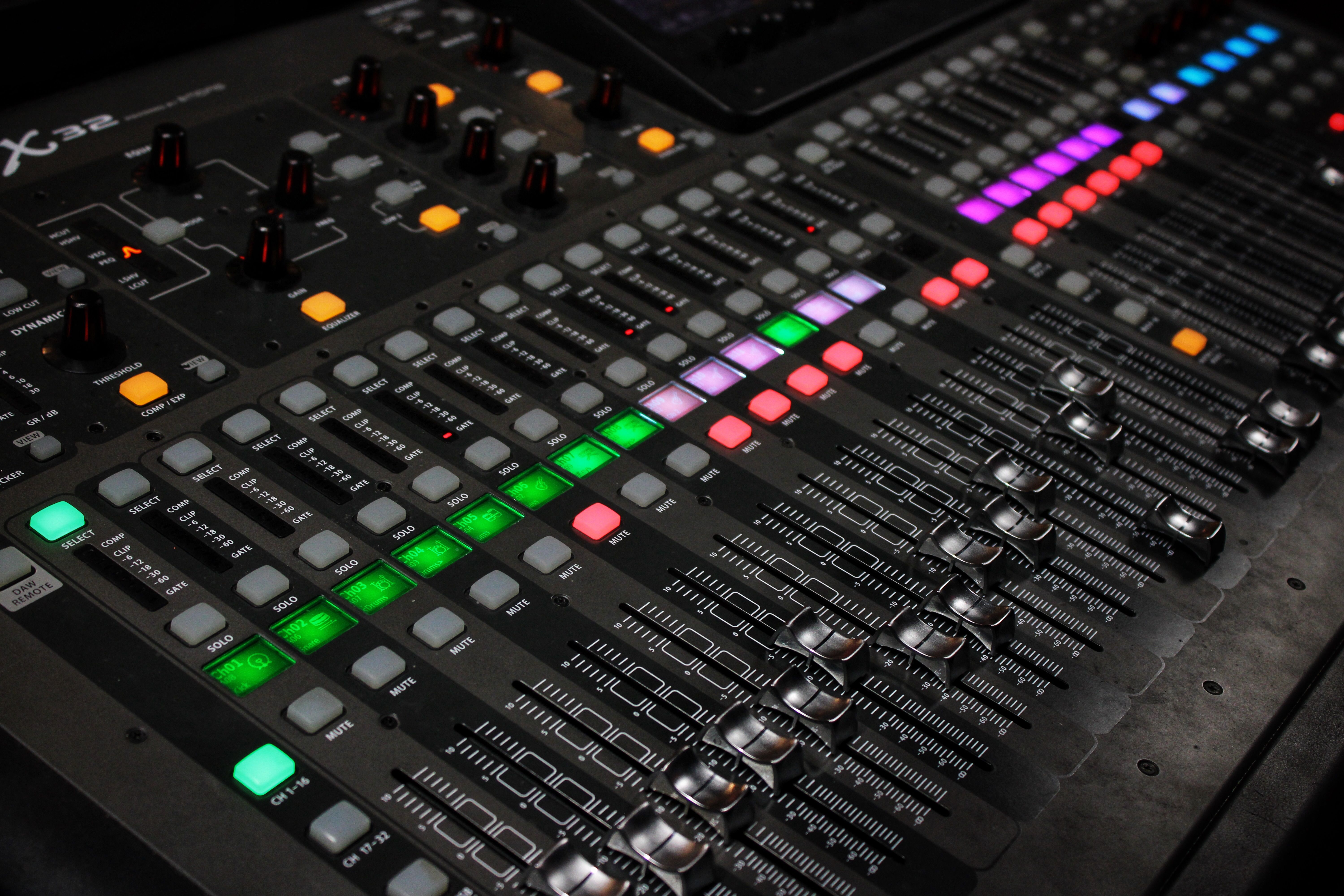 Primer Plano De Una Consola De Mezclas De Audio Profesional · Foto de ...