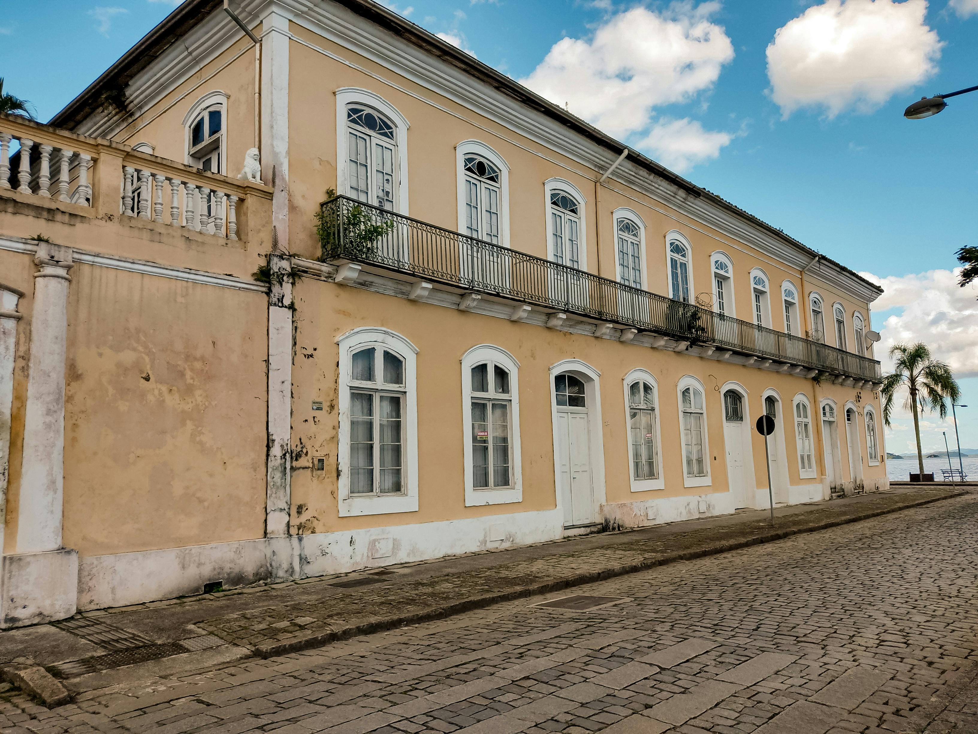 Historic Colonial Building on Cobblestone Street · Free Stock Photo