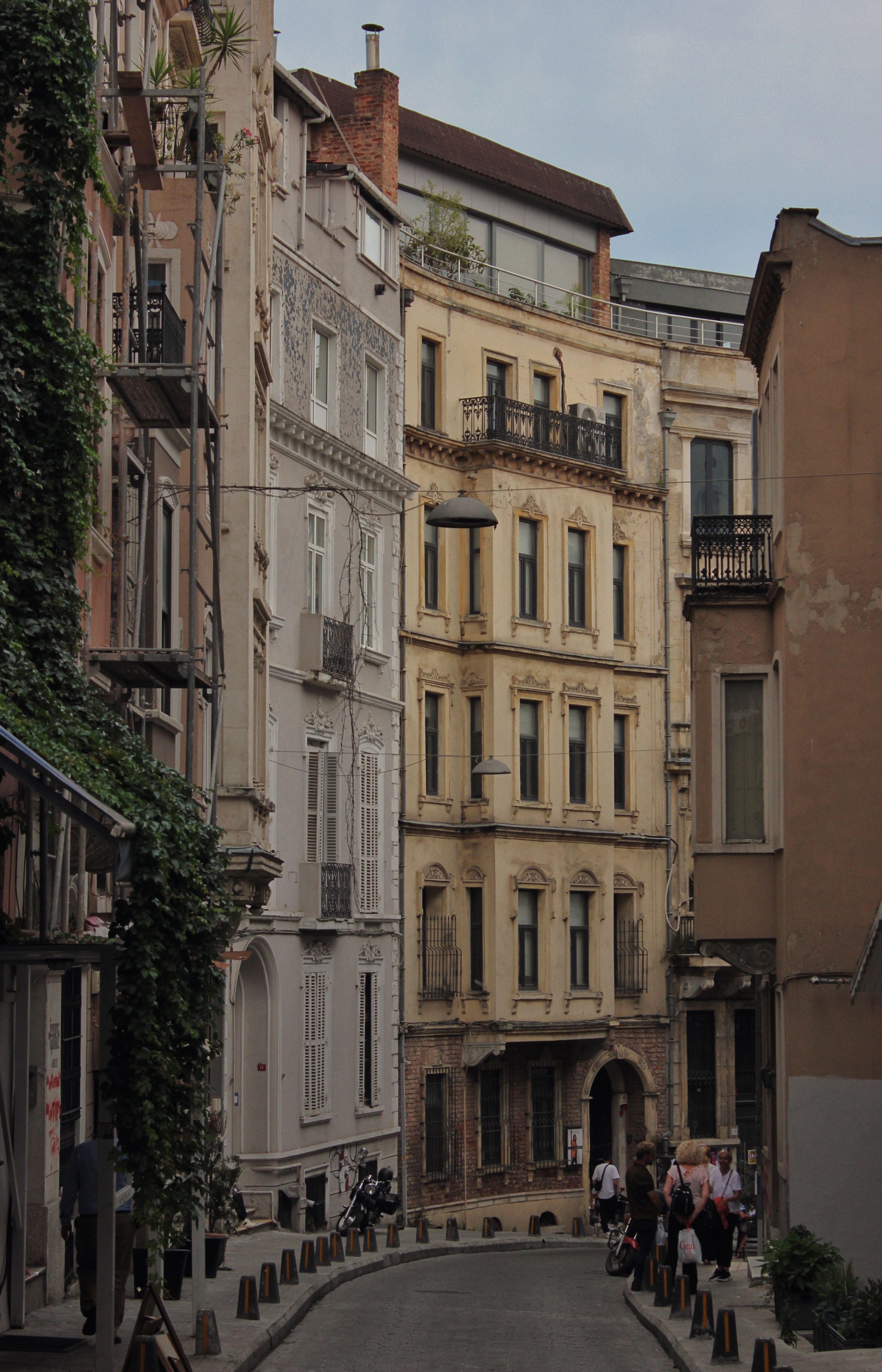 Charming European Street with Historic Architecture · Free Stock Photo