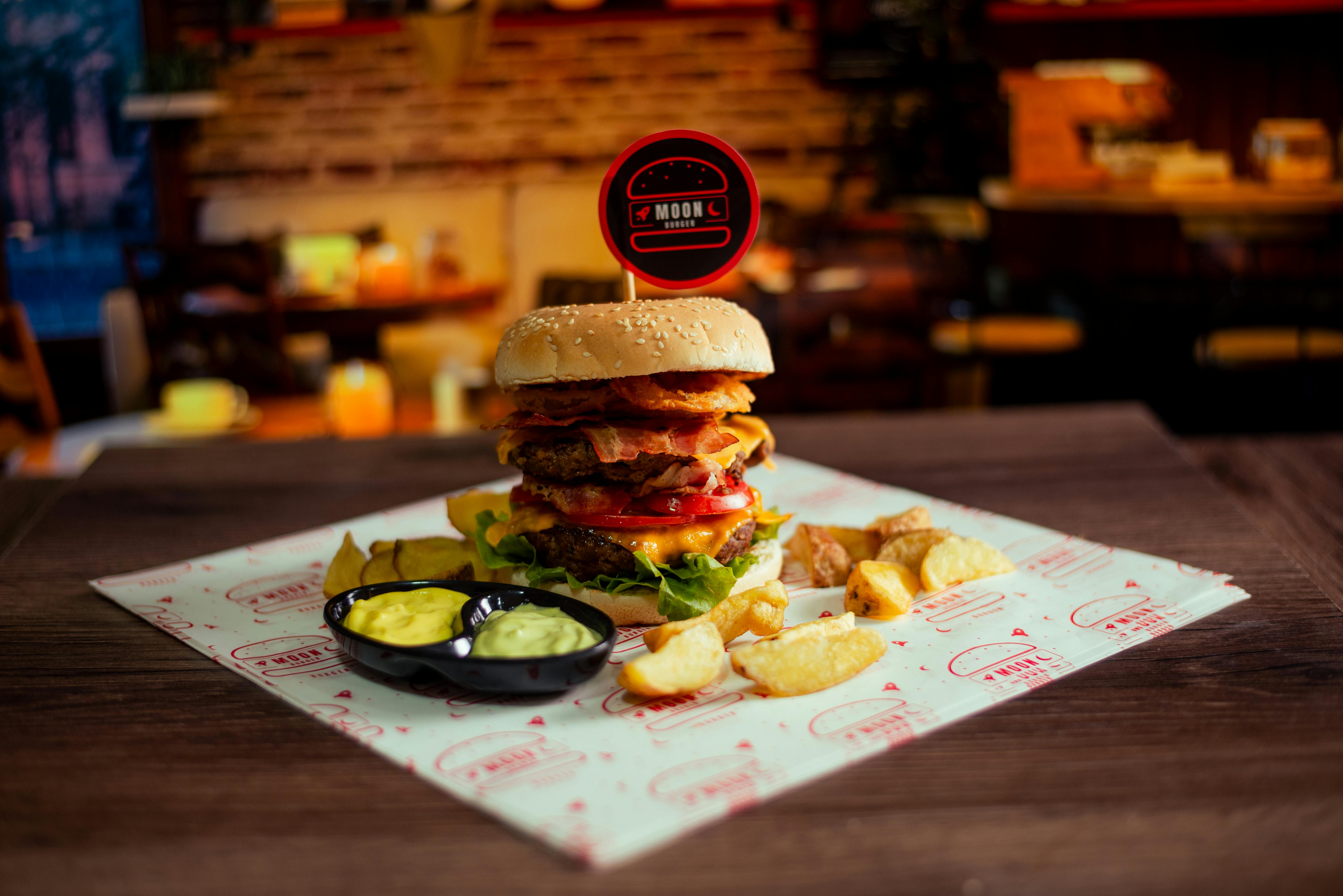 Burger Ngon Tuyệt Với Khoai Tây Chiên Giòn Trong Nhà · Ảnh có sẵn miễn phí