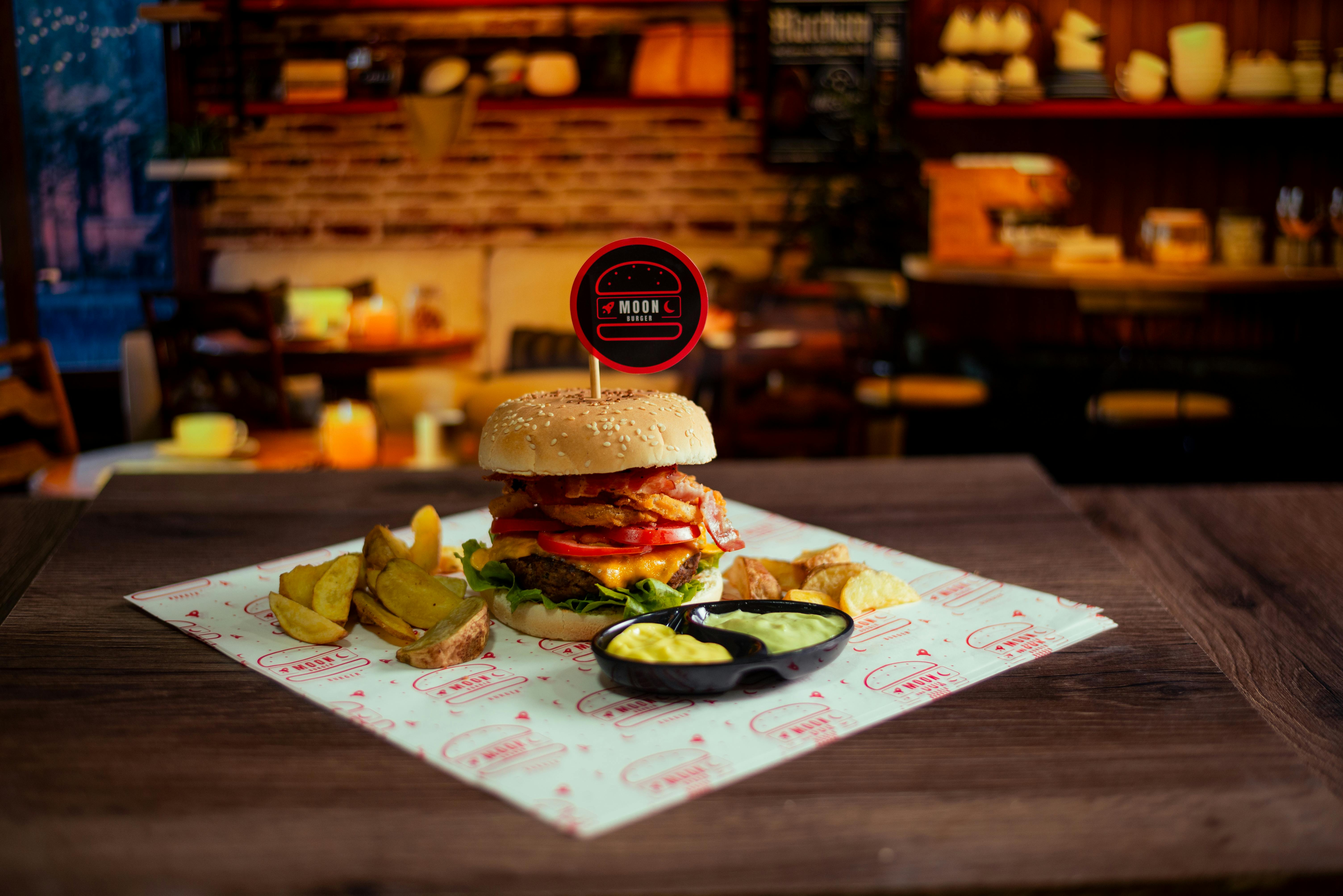 Delicious Cheeseburger with Wedges in Cozy Cafe · Free Stock Photo