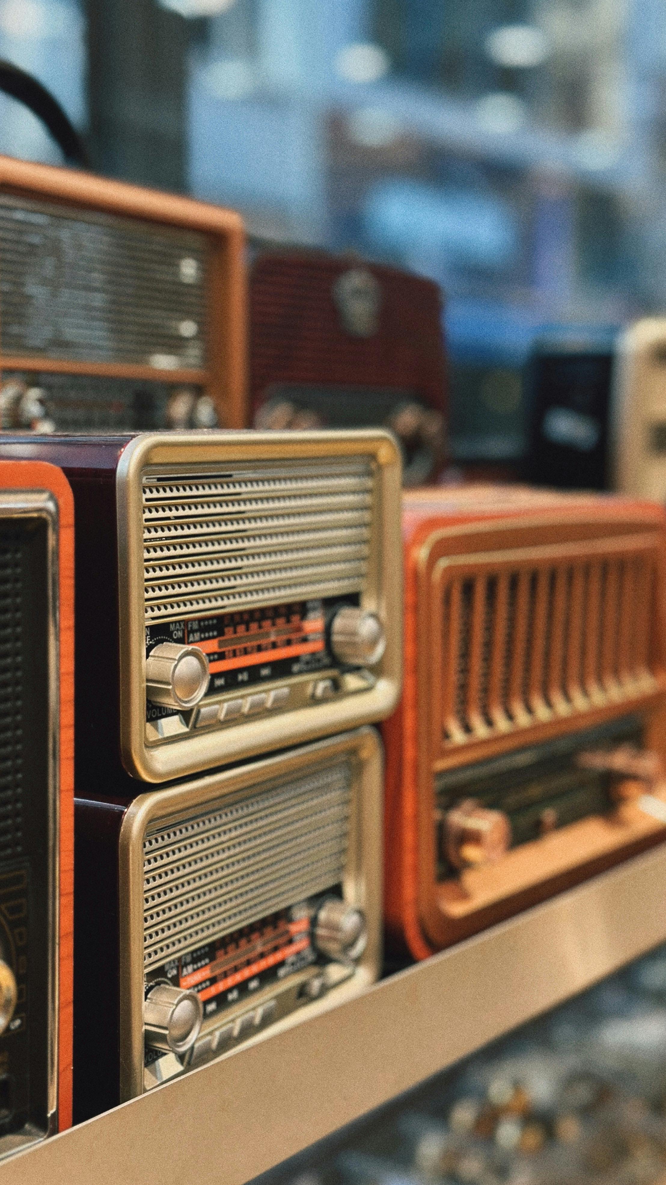 Vintage Radios on Display Shelf in Istanbul · Free Stock Photo