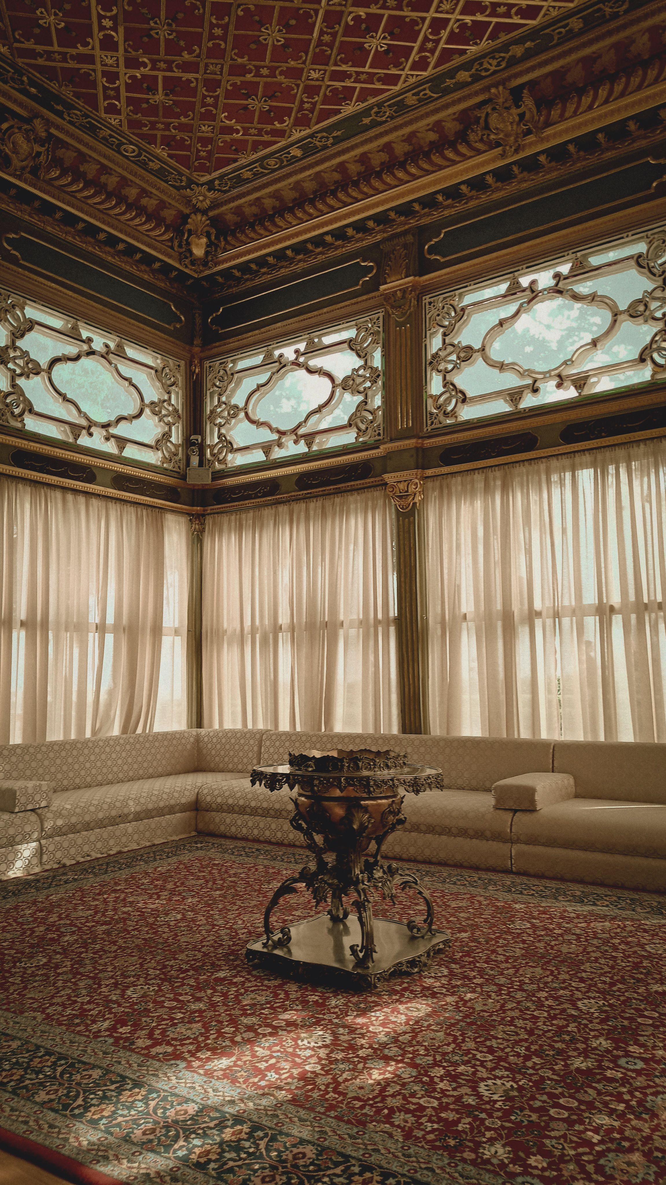 Interior Lujoso De Estilo Vintage Con Techo Ornamentado · Foto de stock ...