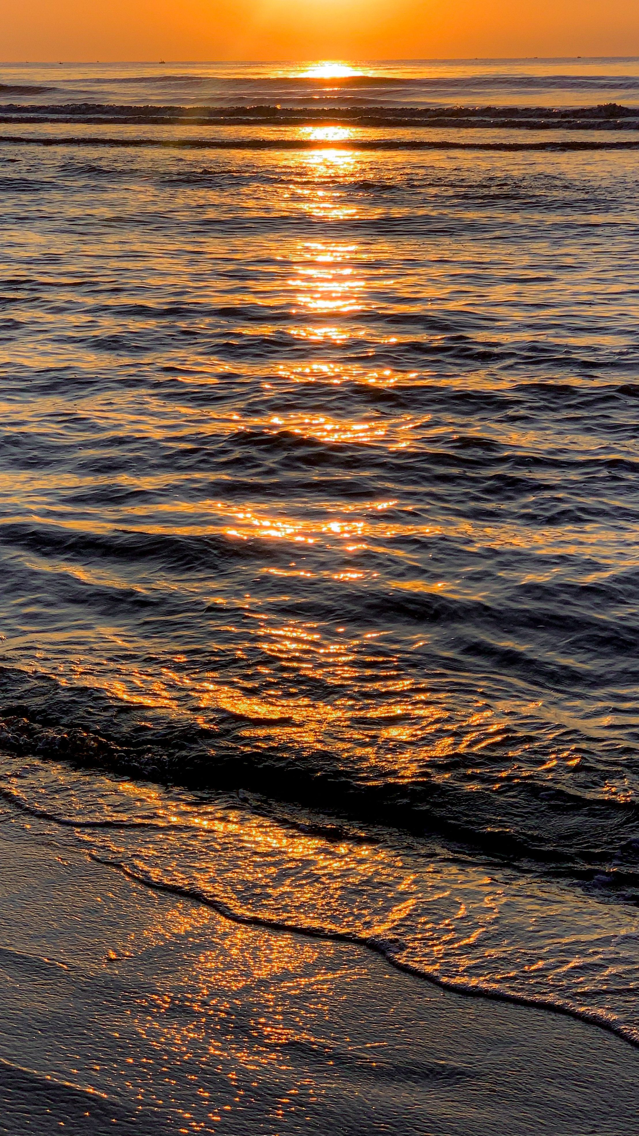 Golden Sunset Over Ocean Waves · Free Stock Photo