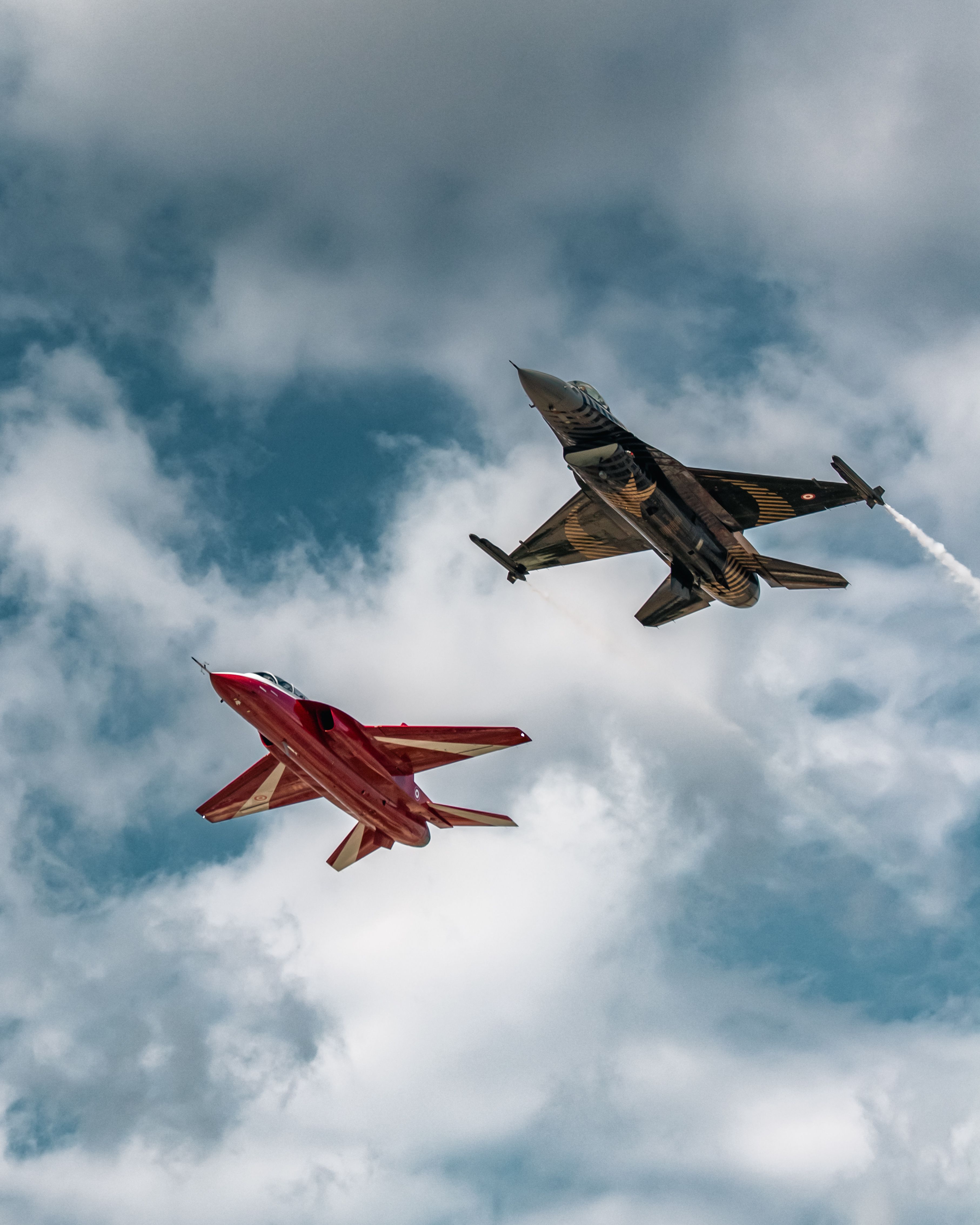 Two Fighter Jets in Dynamic Aerial Display · Free Stock Photo