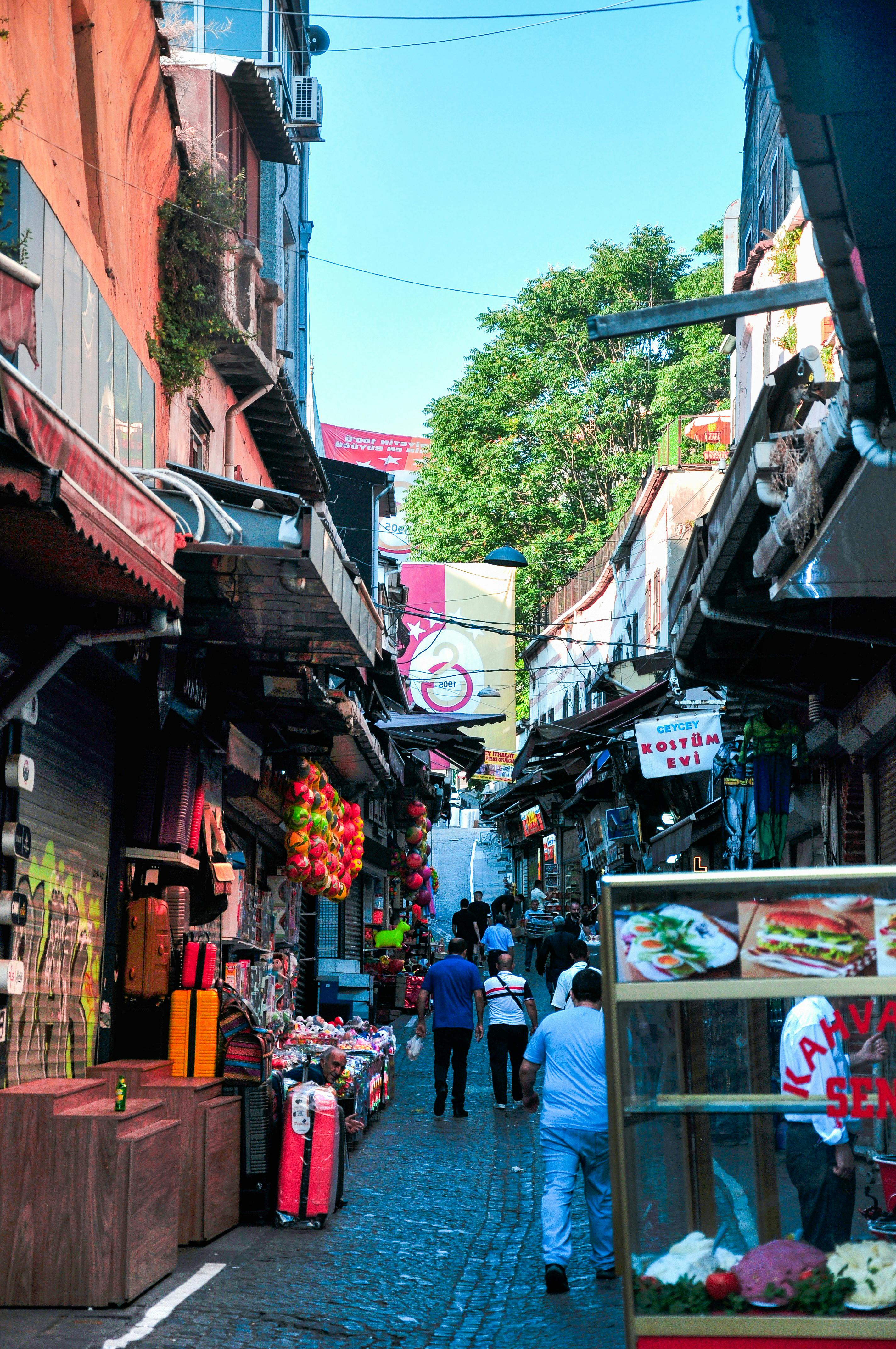 Vibrant Street Market in Urban Alleyway · Free Stock Photo
