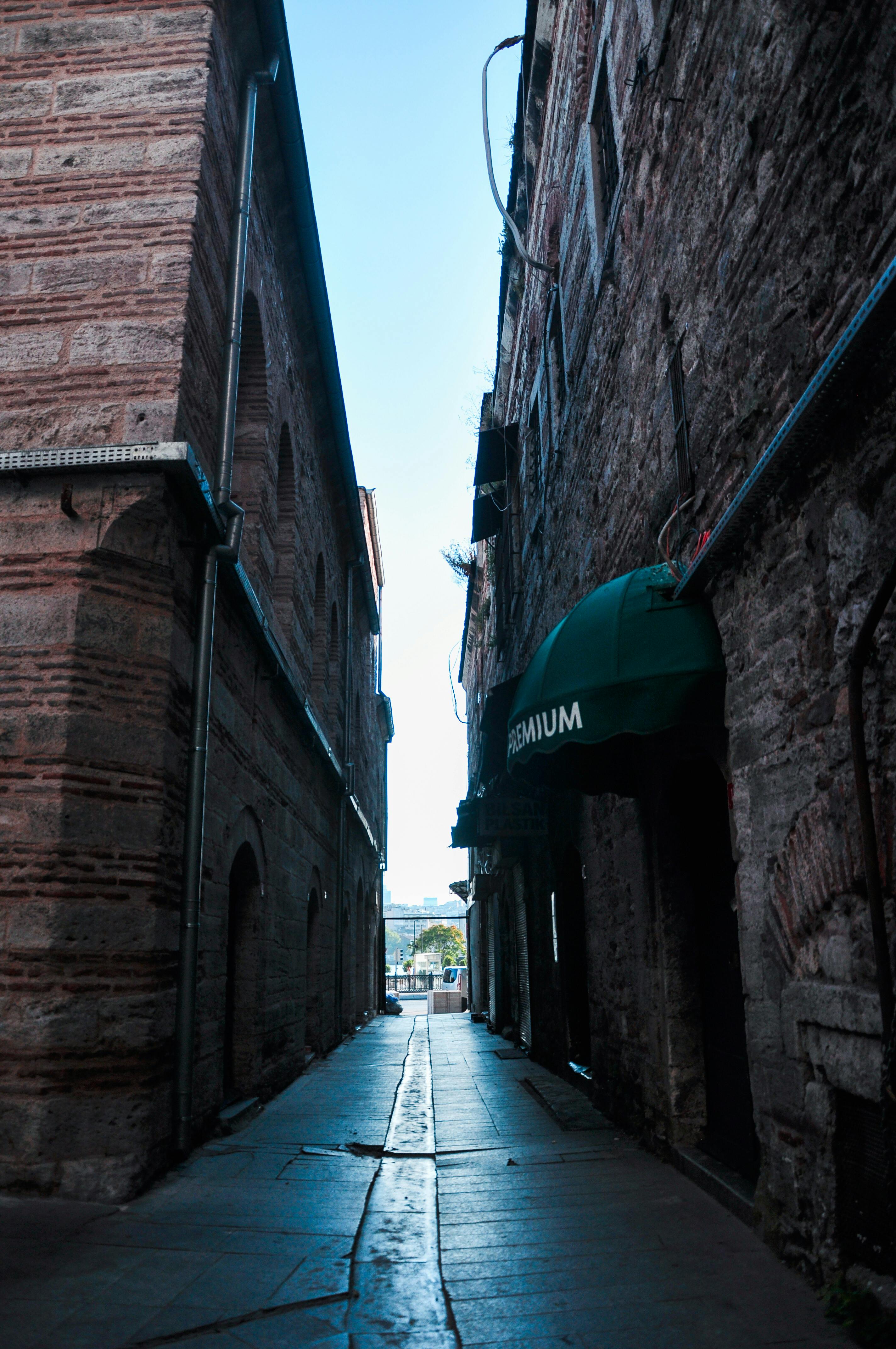 Narrow Stone Alley with Historical Architecture · Free Stock Photo