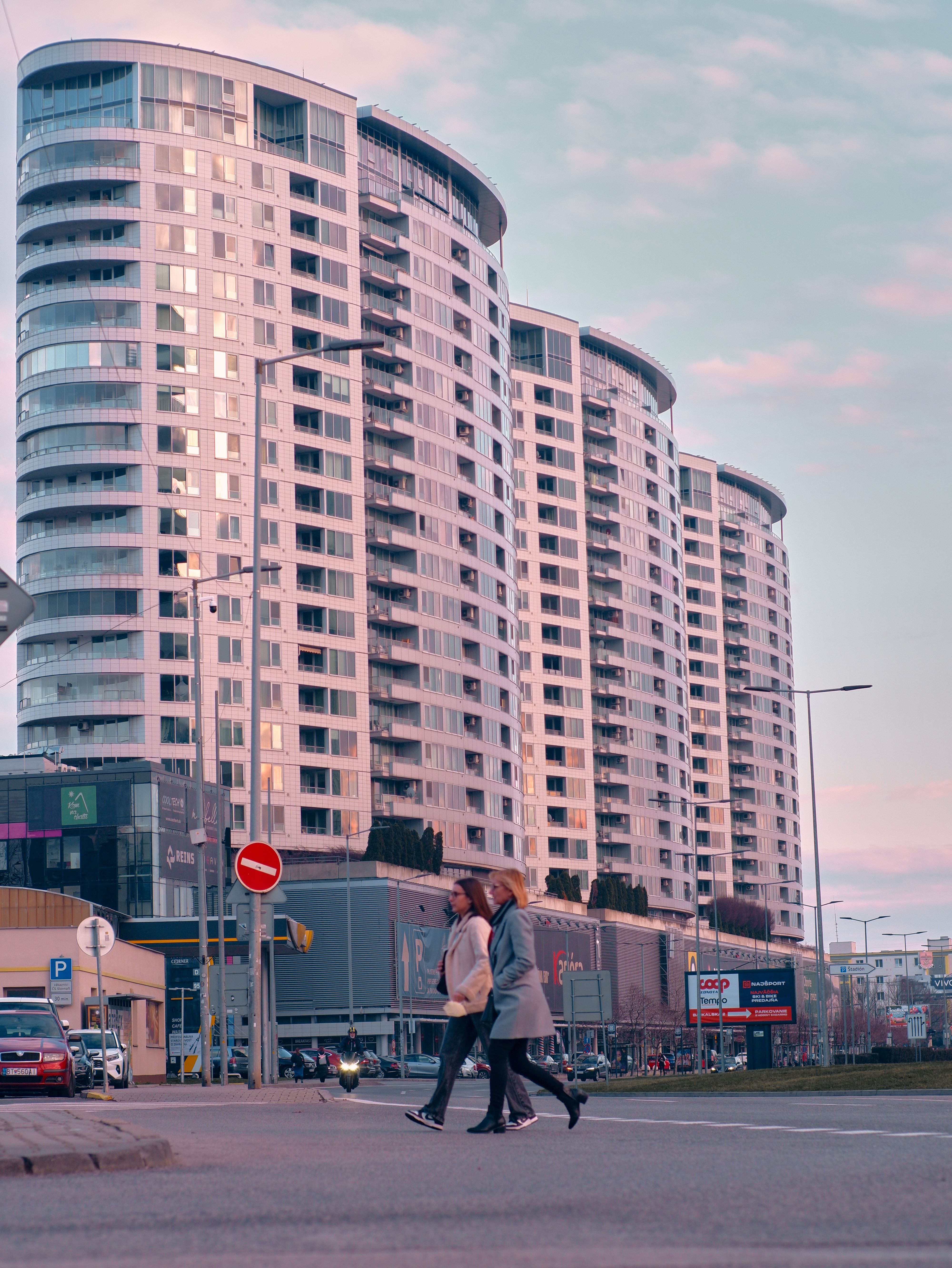 Urban Street Scene with Modern Architecture · Free Stock Photo