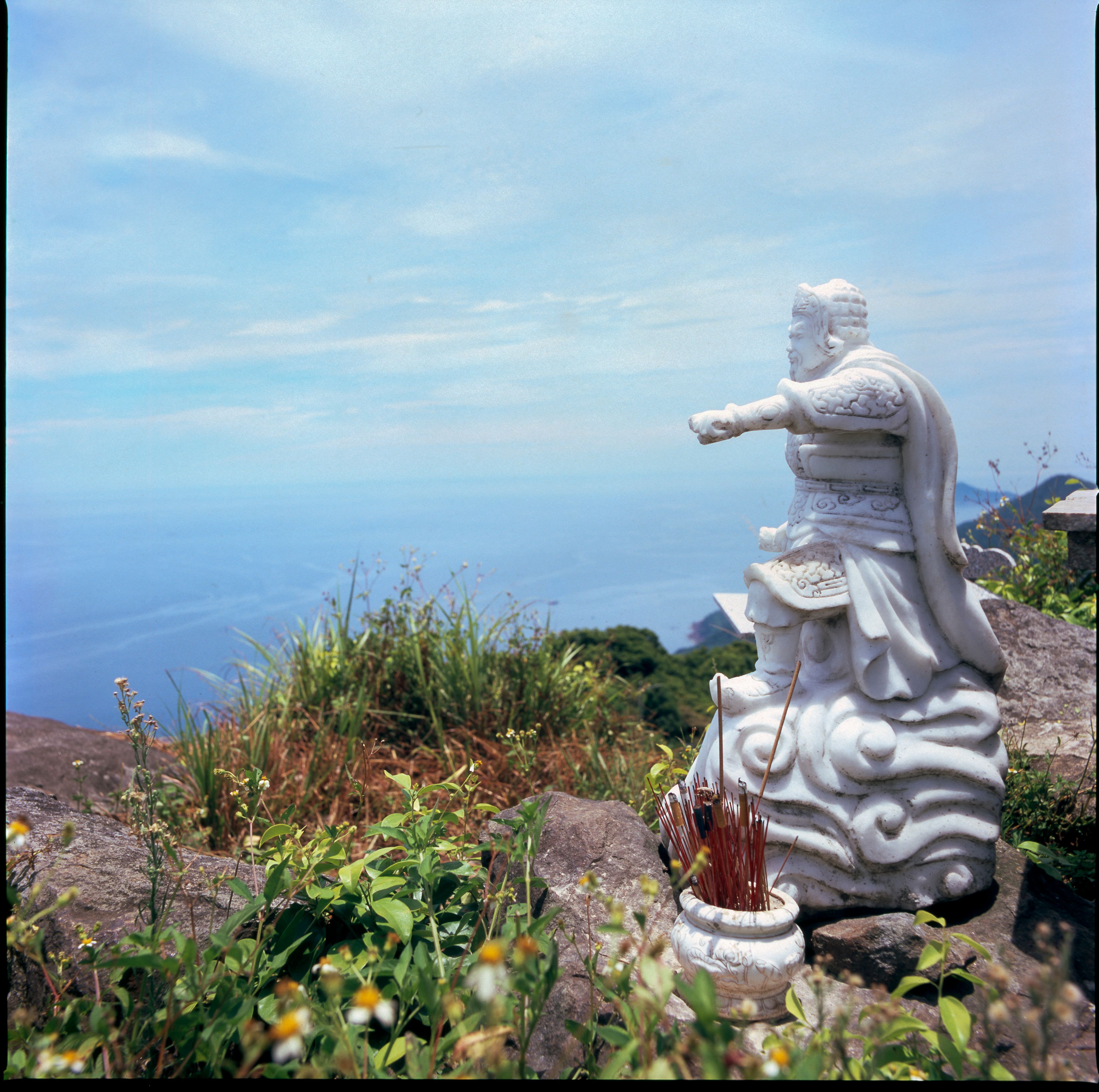 Serene White Statue Overlooking Ocean View · Free Stock Photo