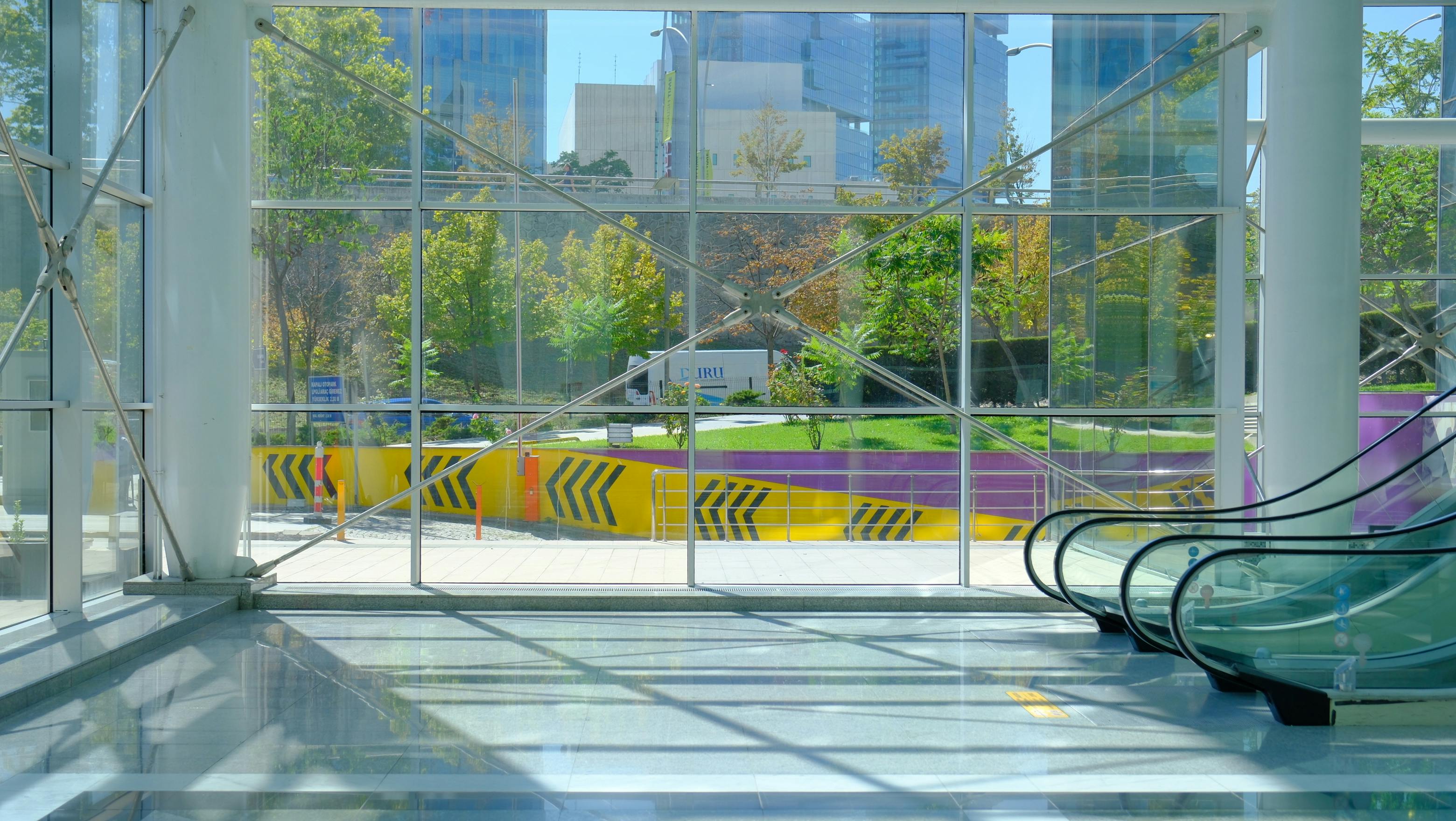 Modern Indoor Atrium with Glass and Reflections · Free Stock Photo