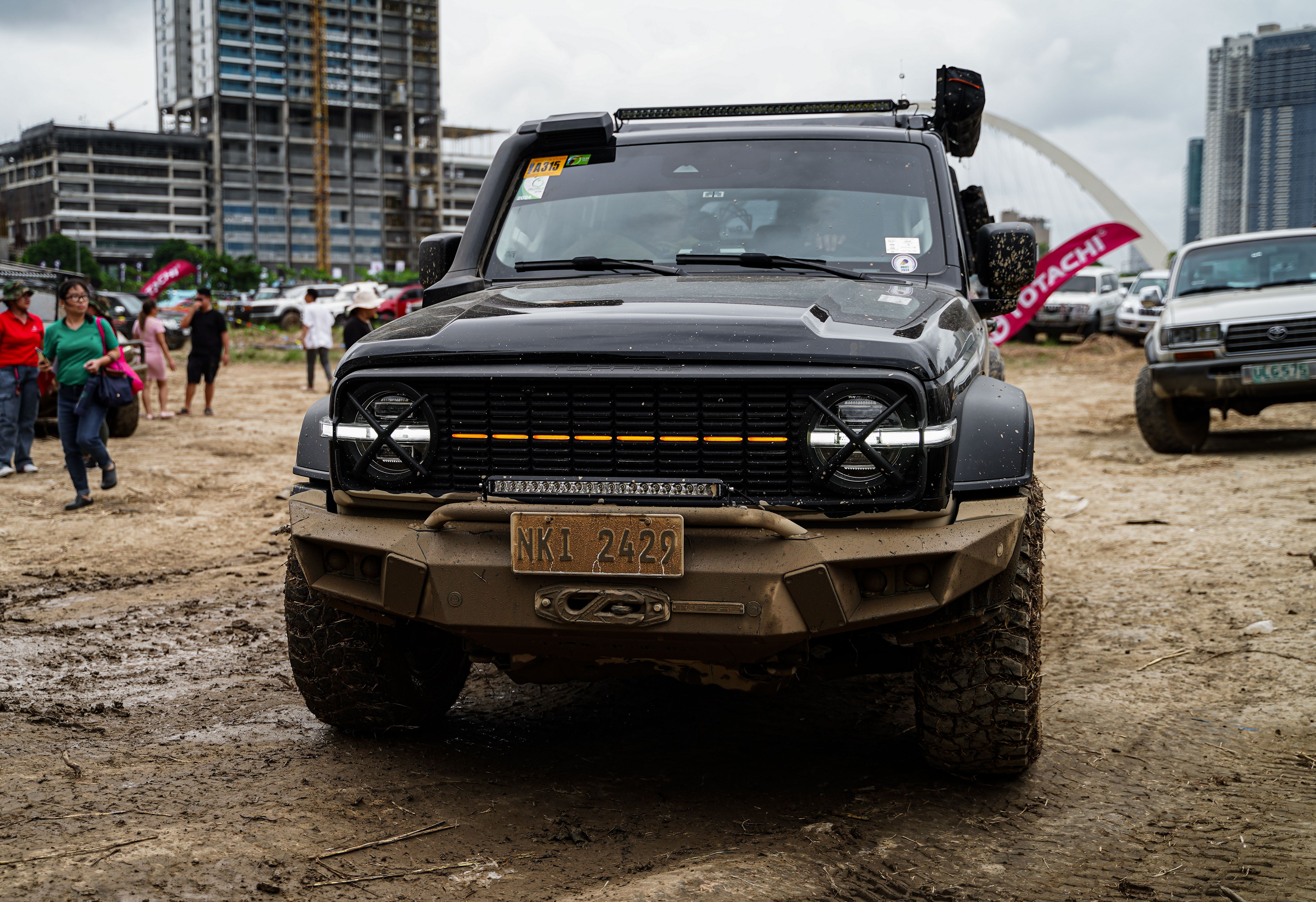 Off-road vehicle on muddy terrain in Pasig · Free Stock Photo