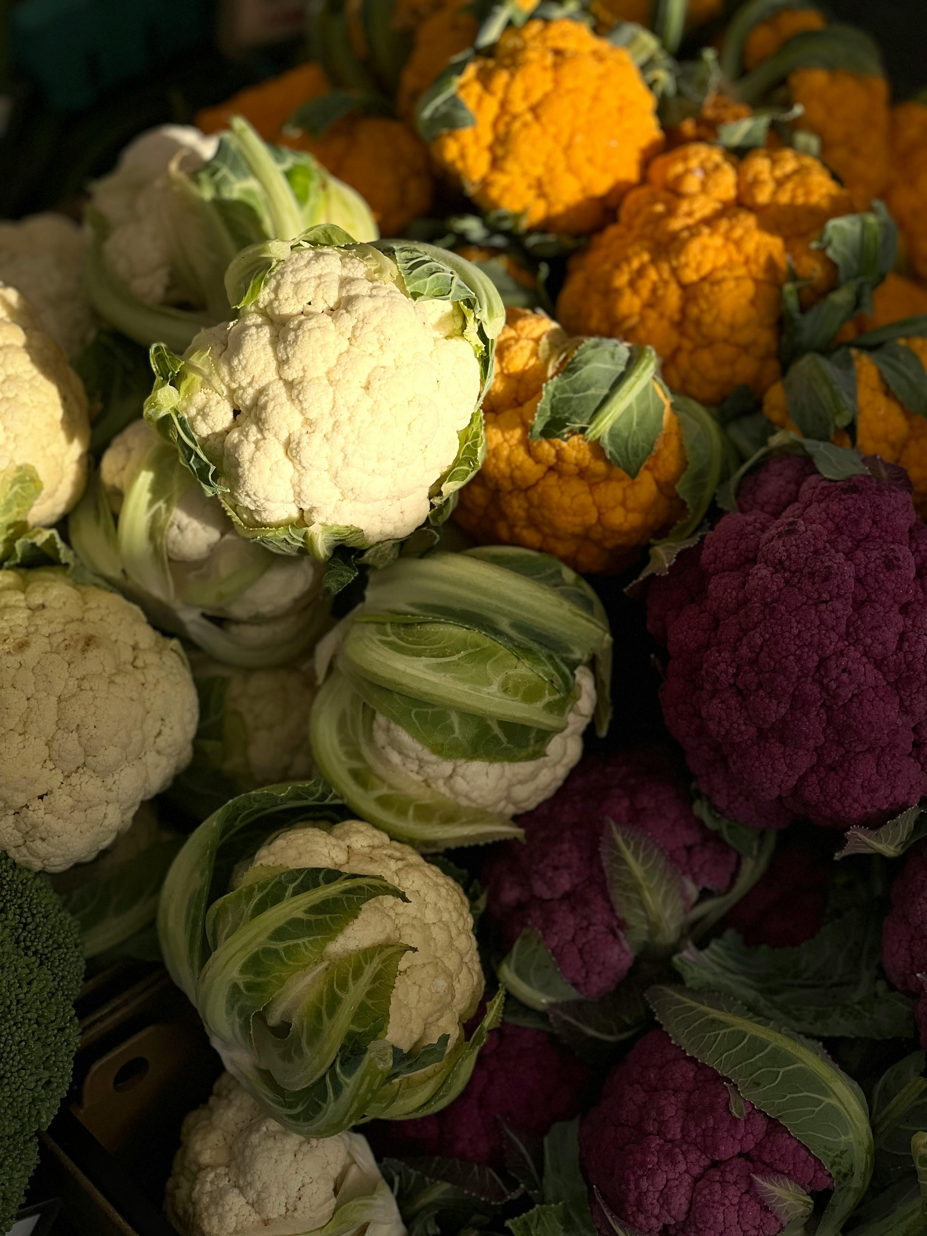 Vibrant Variety of Cauliflower Displayed at Market · Free Stock Photo