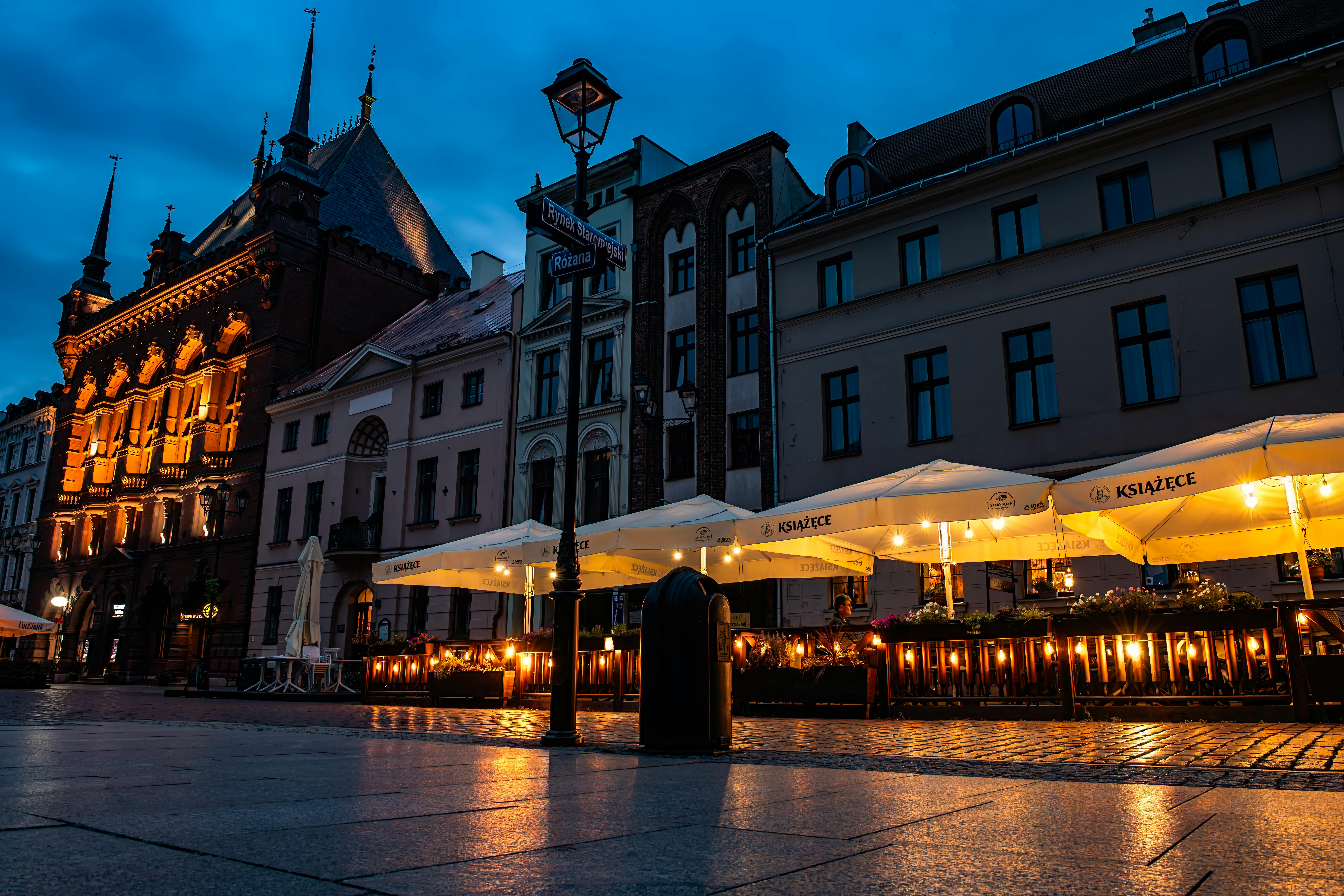 Charming Evening Street Scene with Historic Architecture · Free Stock Photo