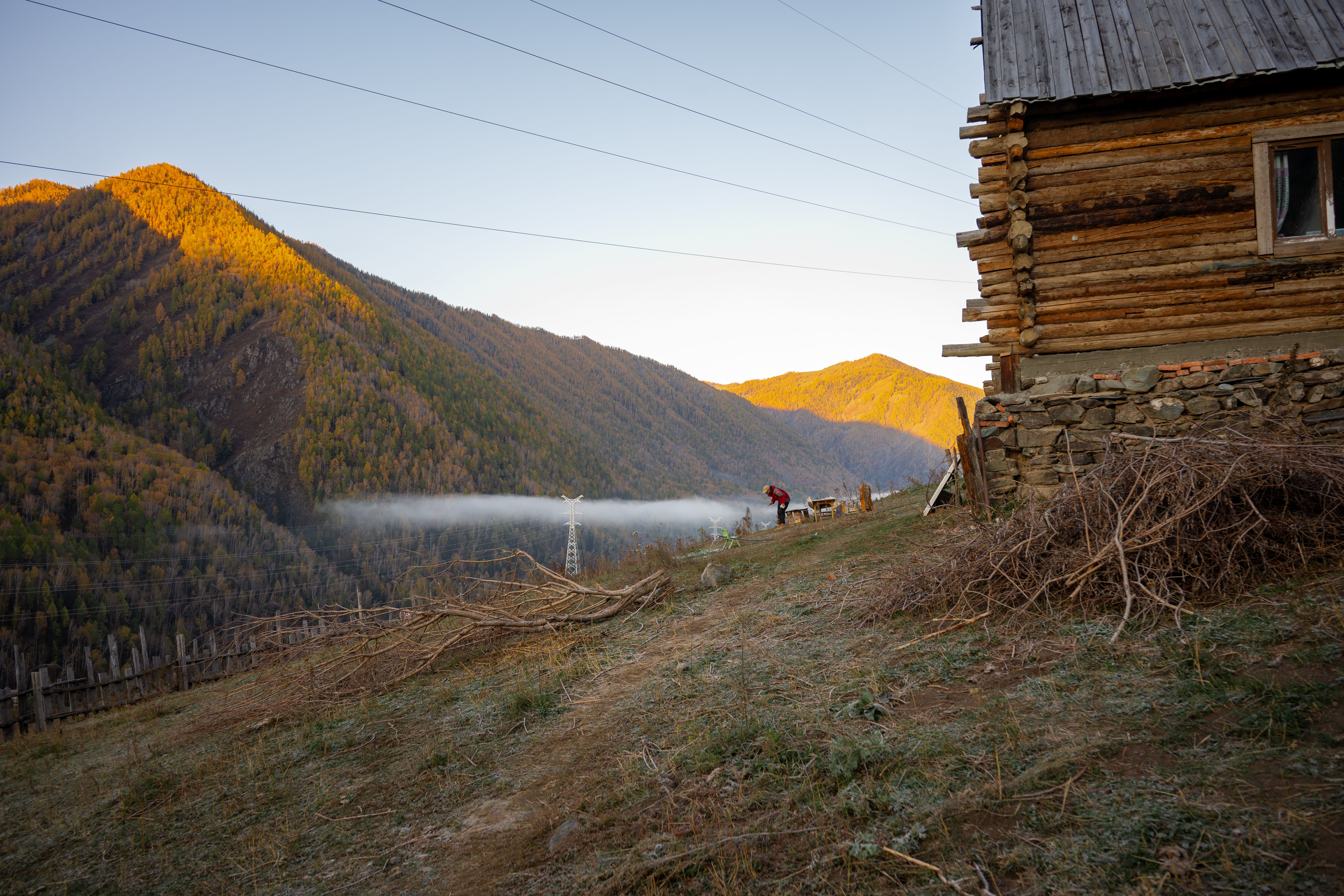 Rustic Mountain Cabin at Sunrise in Autumn · Free Stock Photo