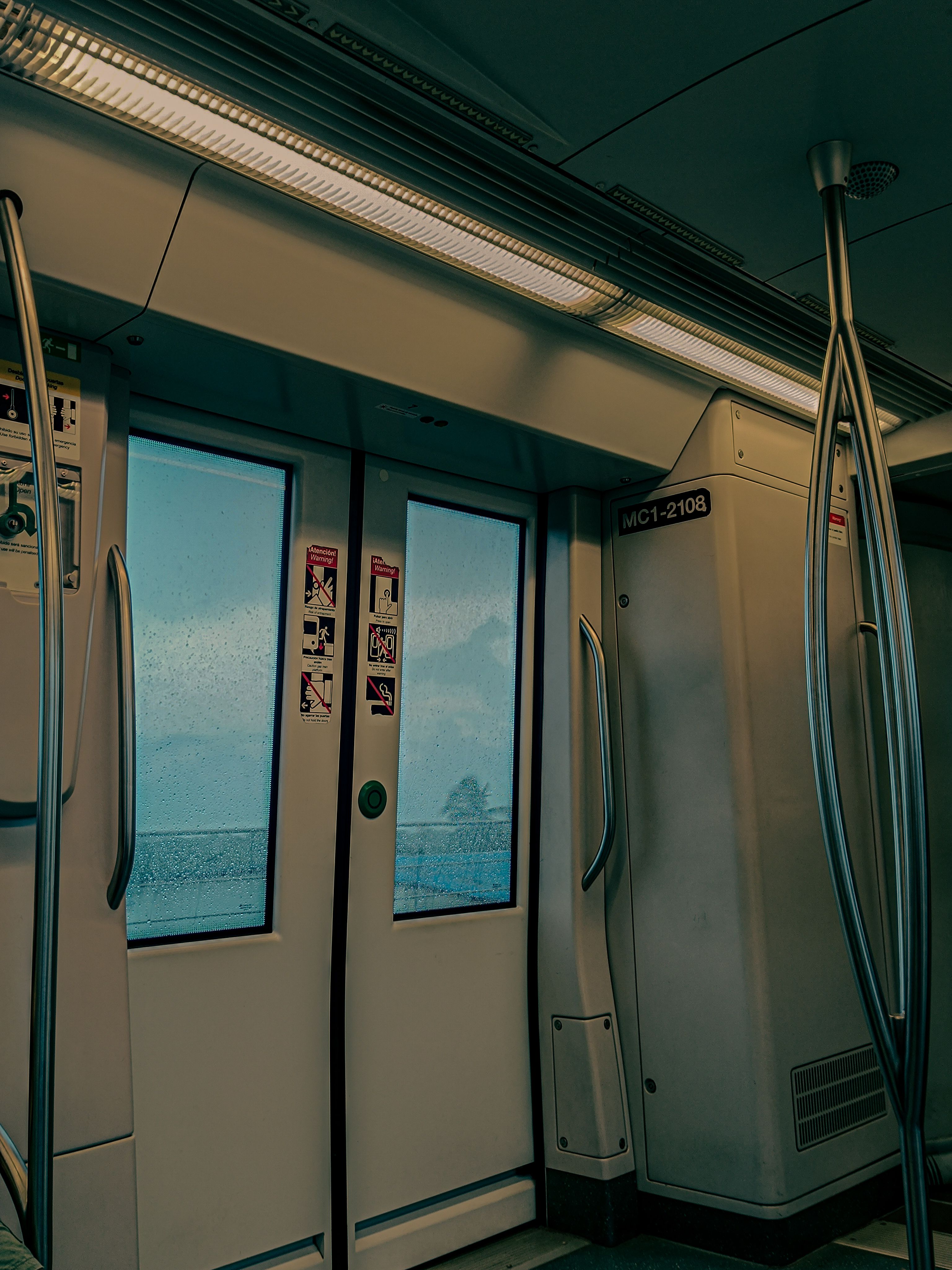 Interior De Un Tren De Metro Moderno Vacío · Foto de stock gratuita