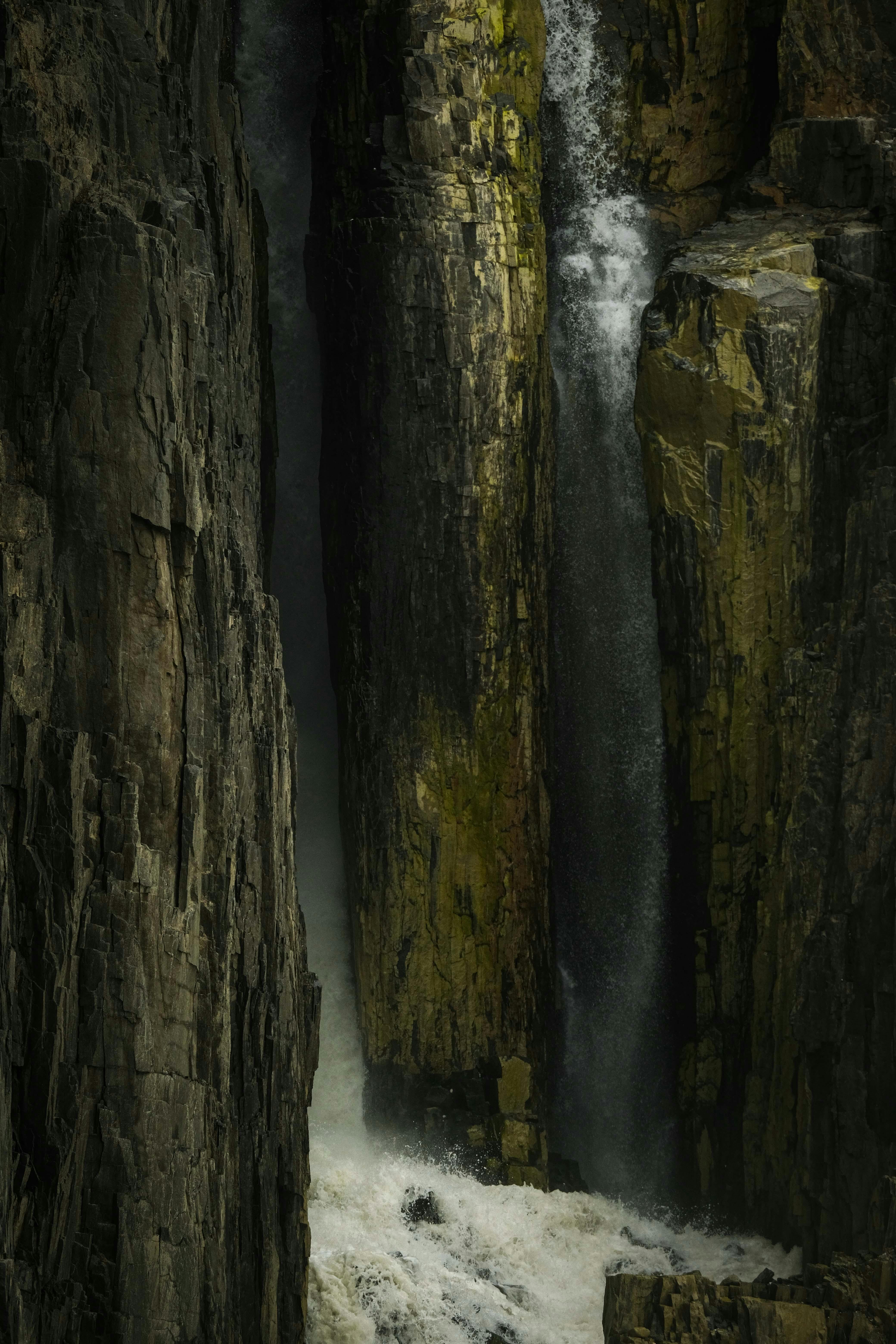 Majestic Waterfall Cascading through Rocky Cliffs · Free Stock Photo