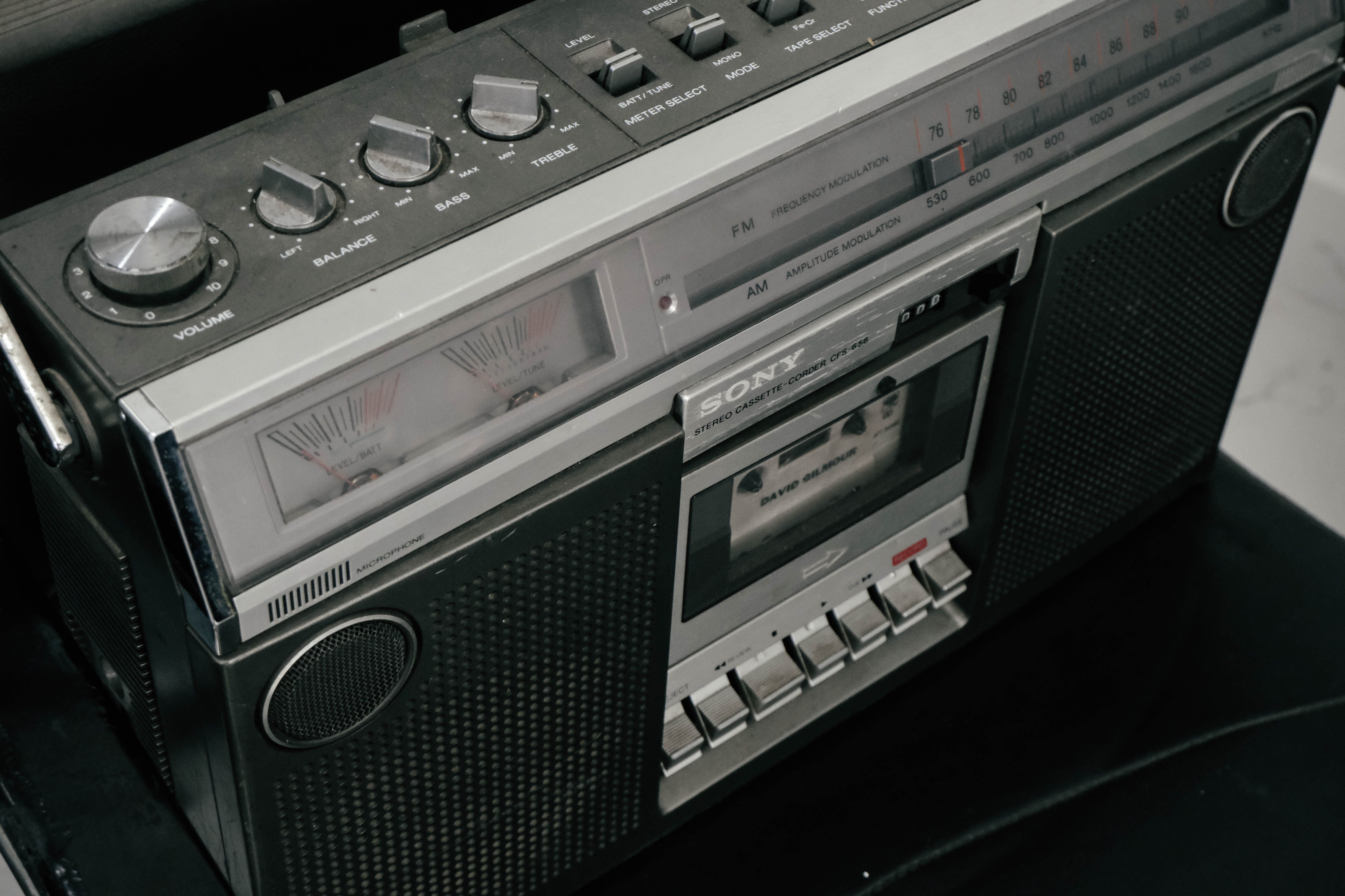 Boombox Vintage Dengan Kaset Dan Tombol Radio · Foto Stok Gratis
