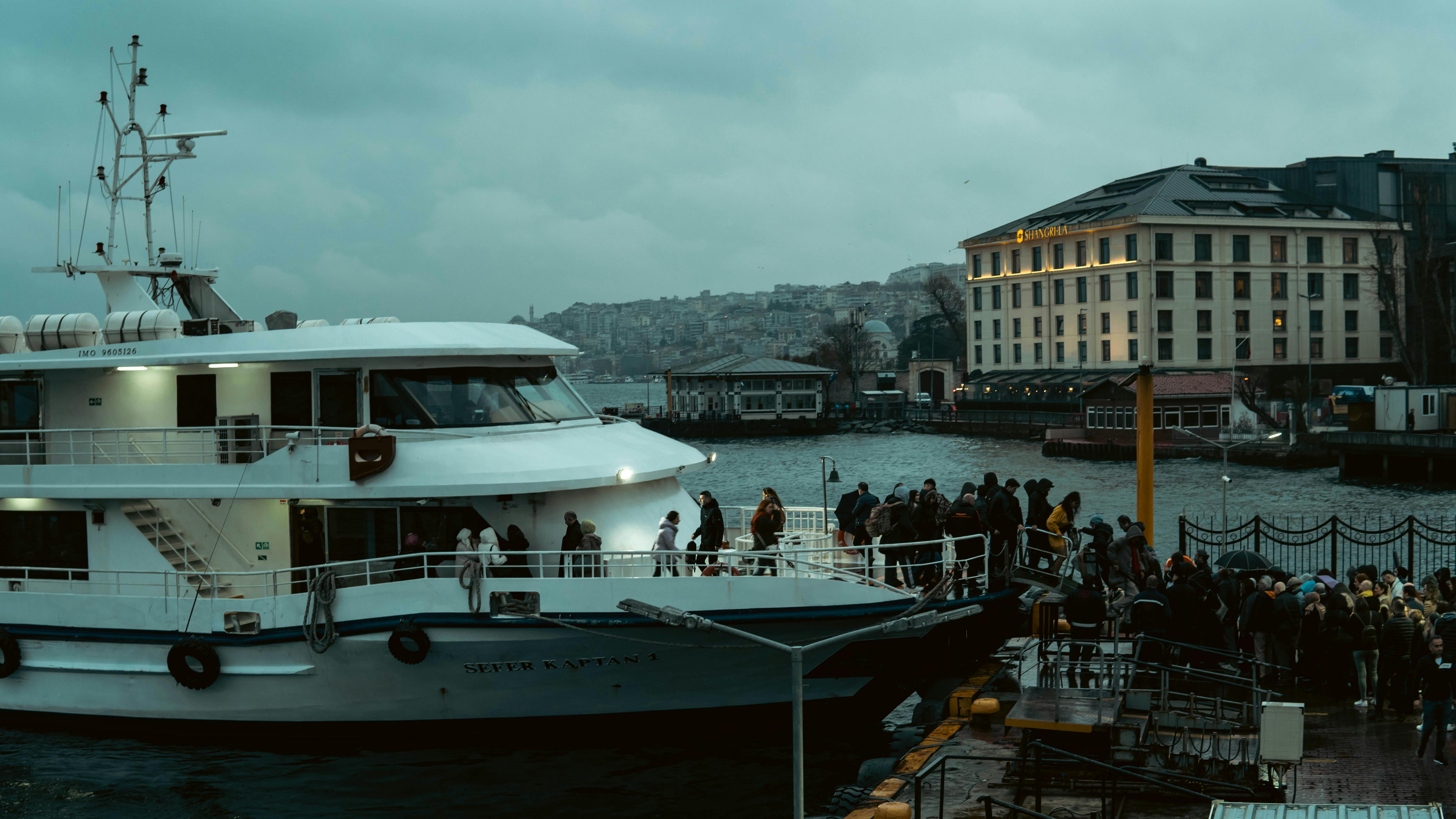 Crowd Boarding Ferry at Istanbul Dock · Free Stock Photo