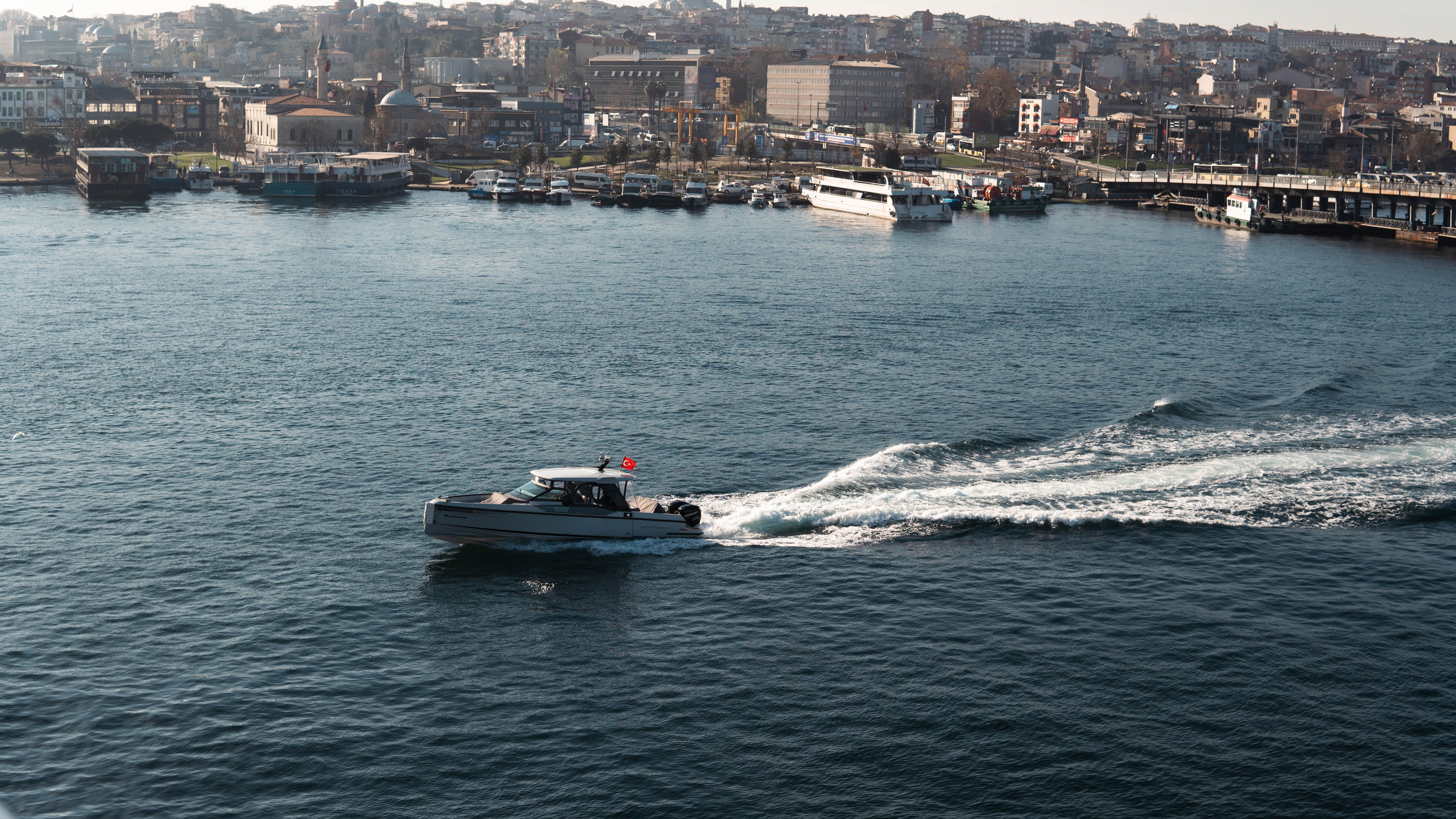 Vista Panorámica De Un Barco En El Bósforo De Estambul · Foto de stock ...